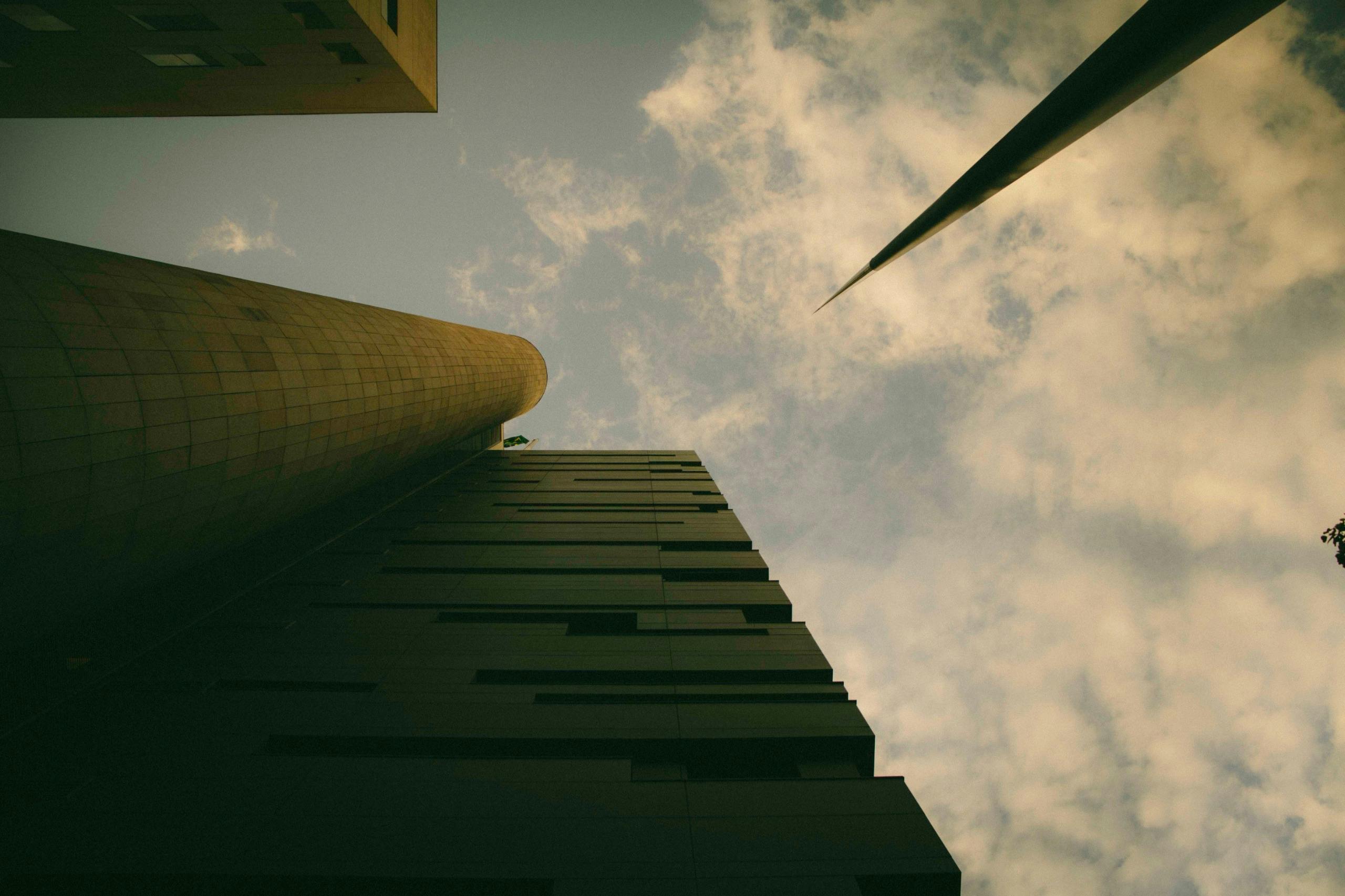 Dramatic Architectural Perspective with Modern Buildings · Free Stock Photo