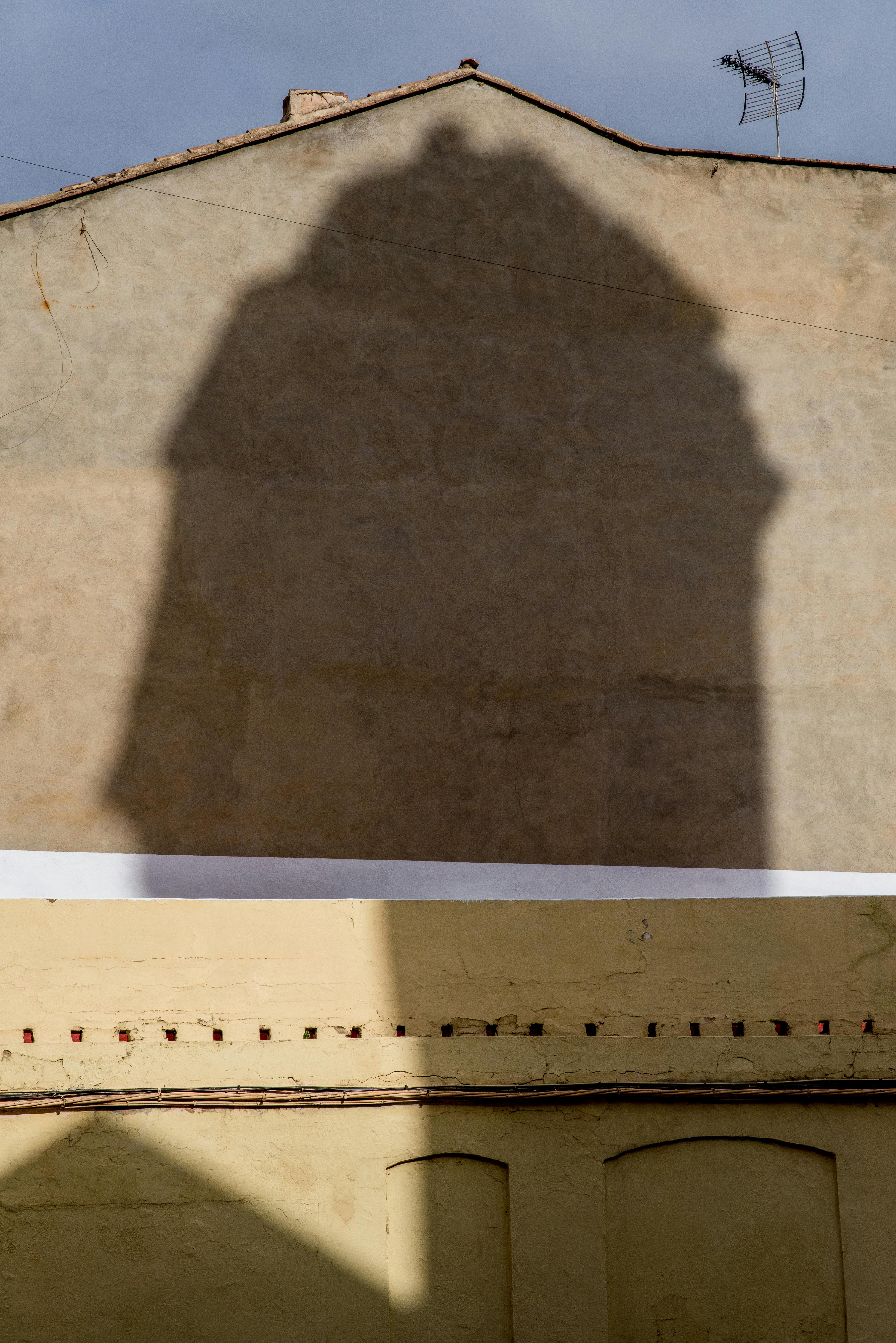Shadow of Architectural Structure on Building Wall · Free Stock Photo