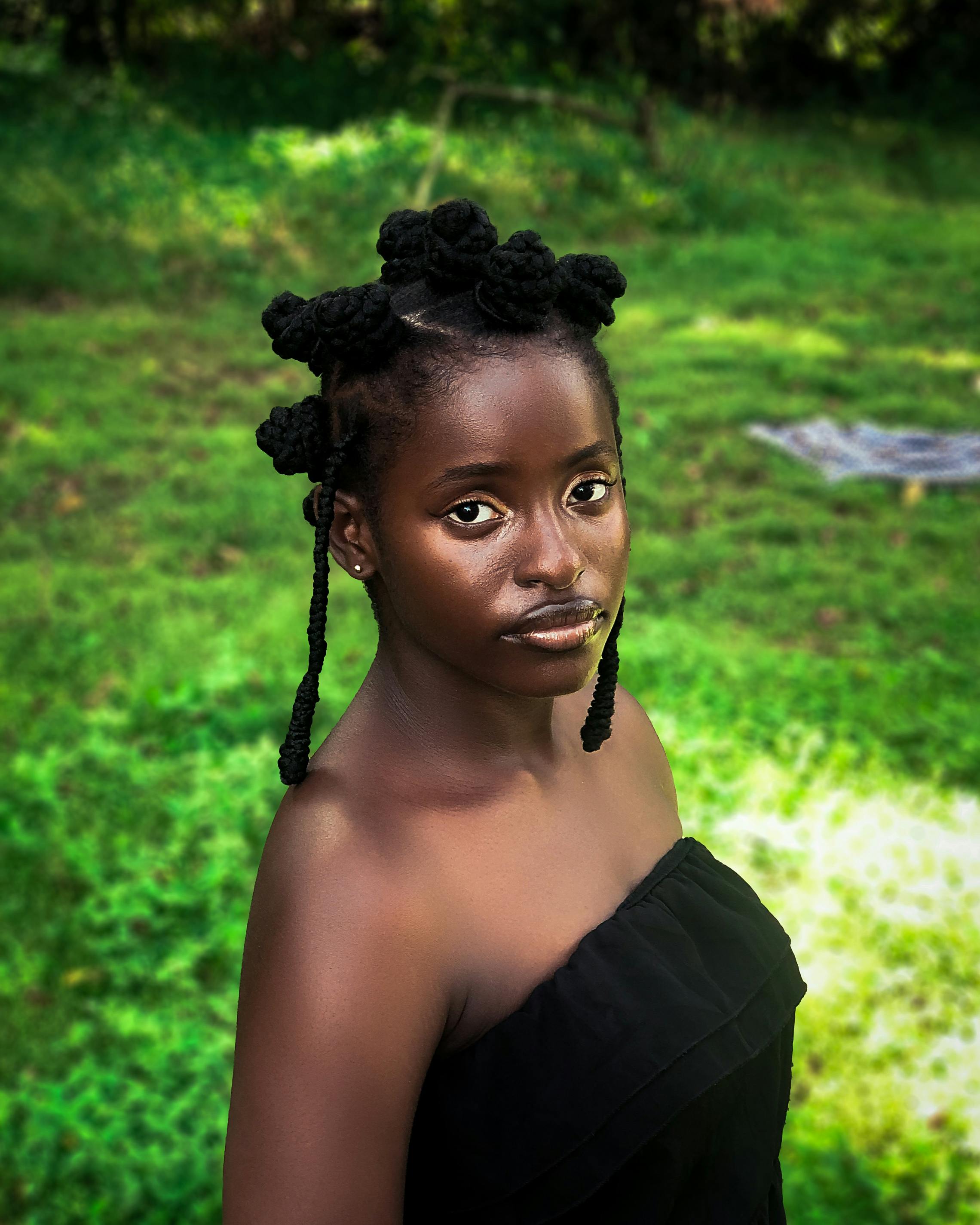 Portrait De Femme Avec Coiffure Naturelle En Extérieur · Photo gratuite