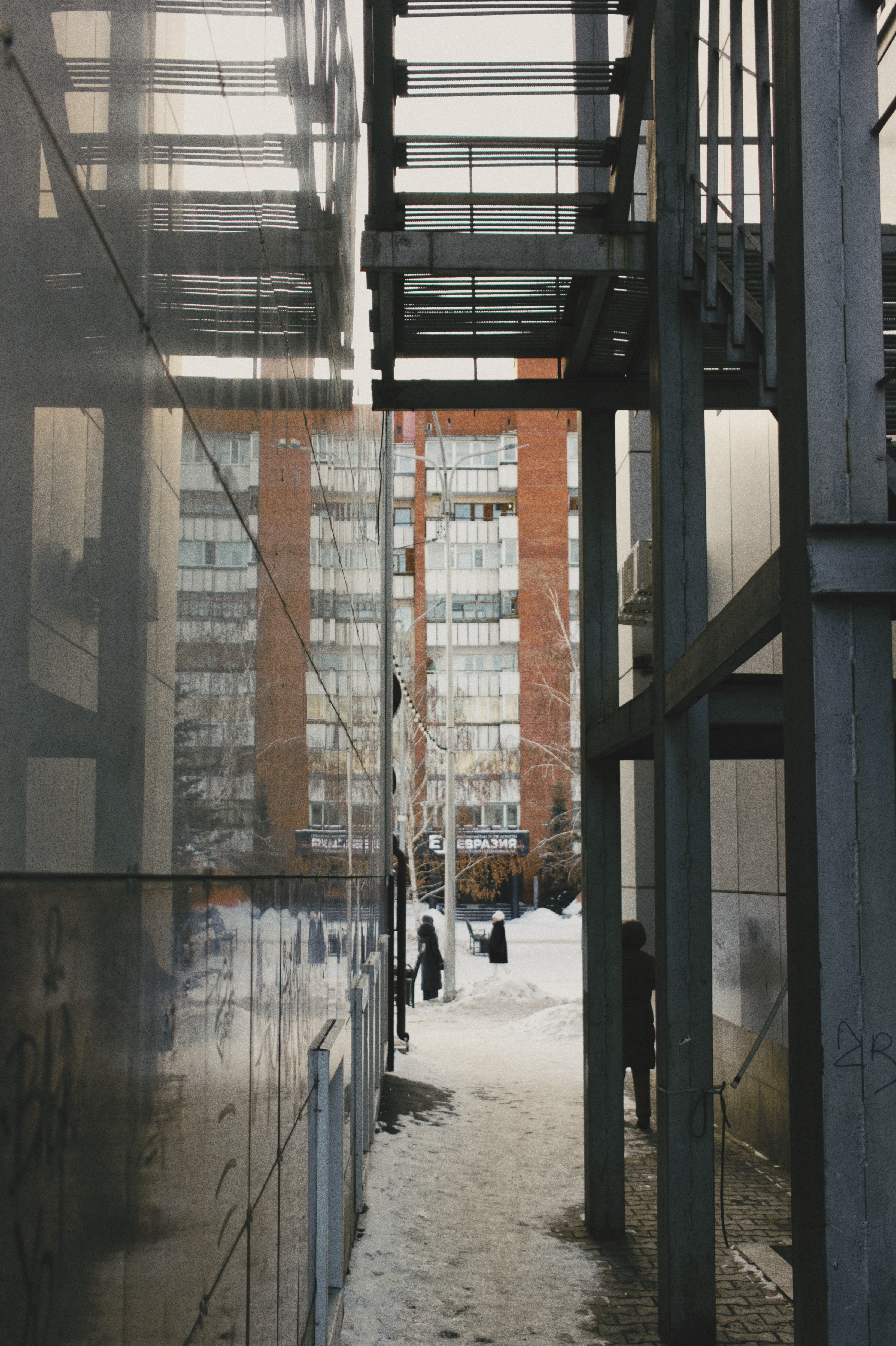 Urban Alleyway in Winter with Snowy Pathway · Free Stock Photo