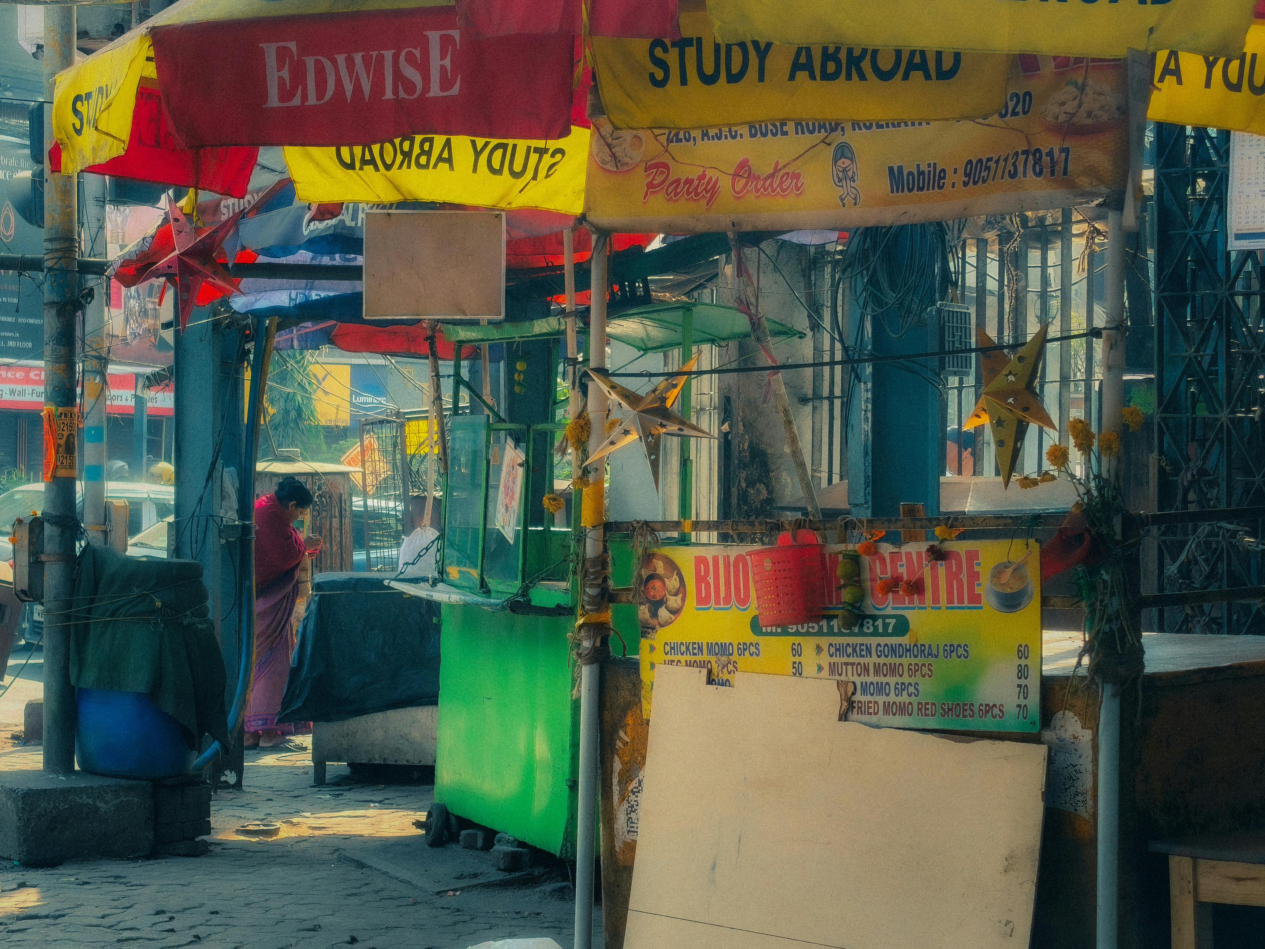 Kios Makanan Jalanan India Yang Semarak Dengan Spanduk Warna Warni ...