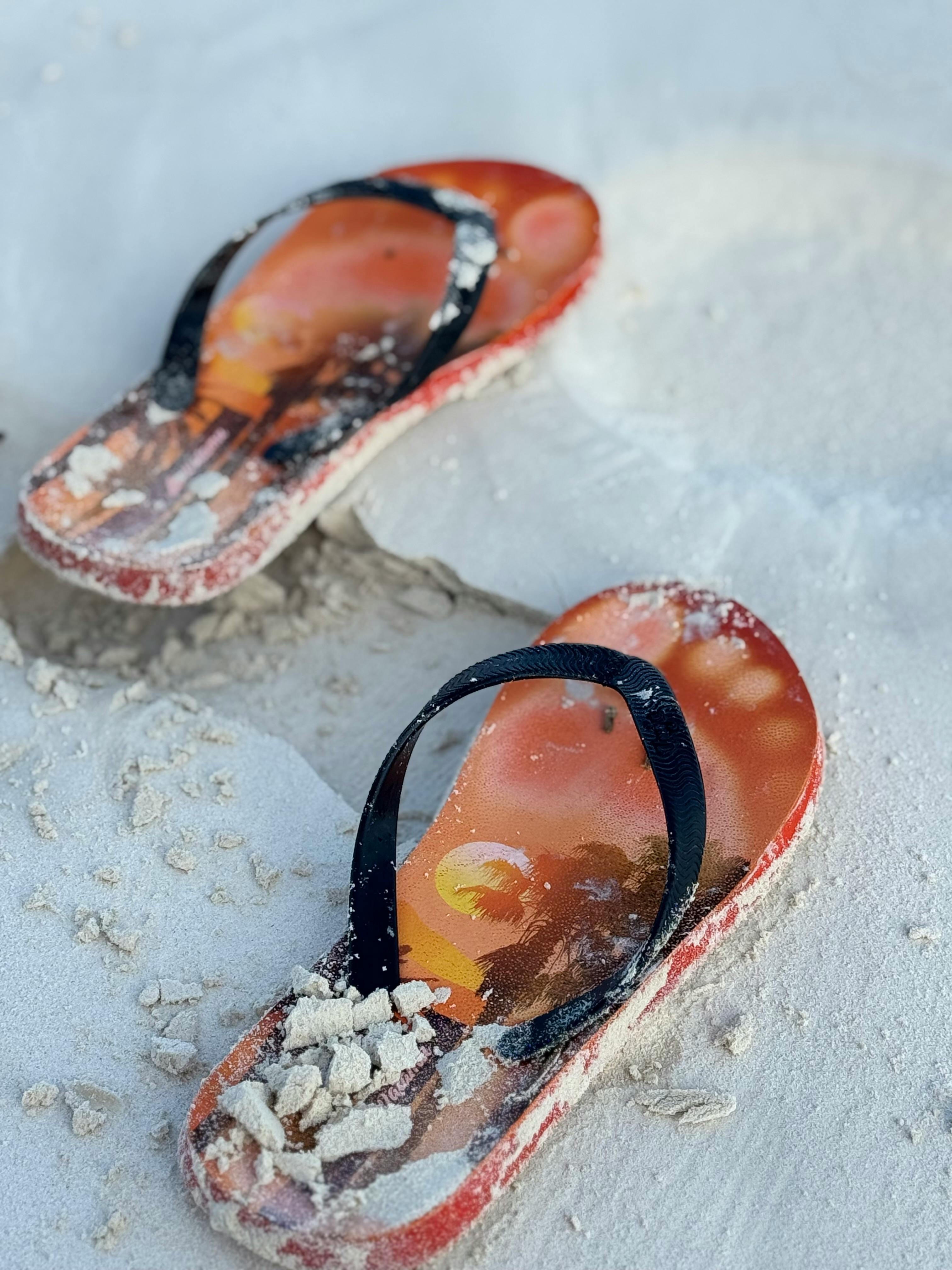Foto De Vista Superior De Chinelos Na Praia · Foto profissional gratuita