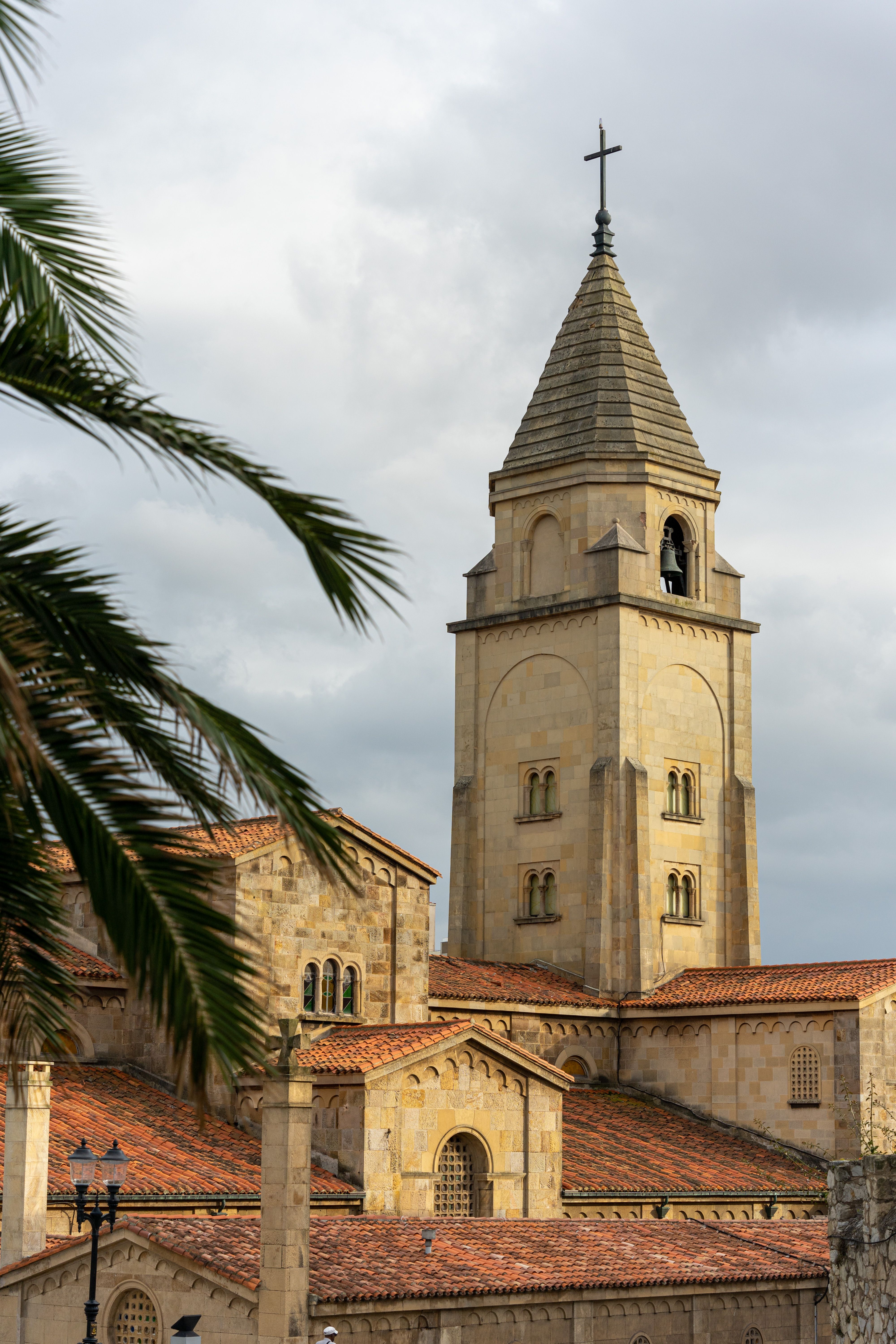 Clocher D'église Historique En Pierre Avec Toits De Tuiles Rouges ...