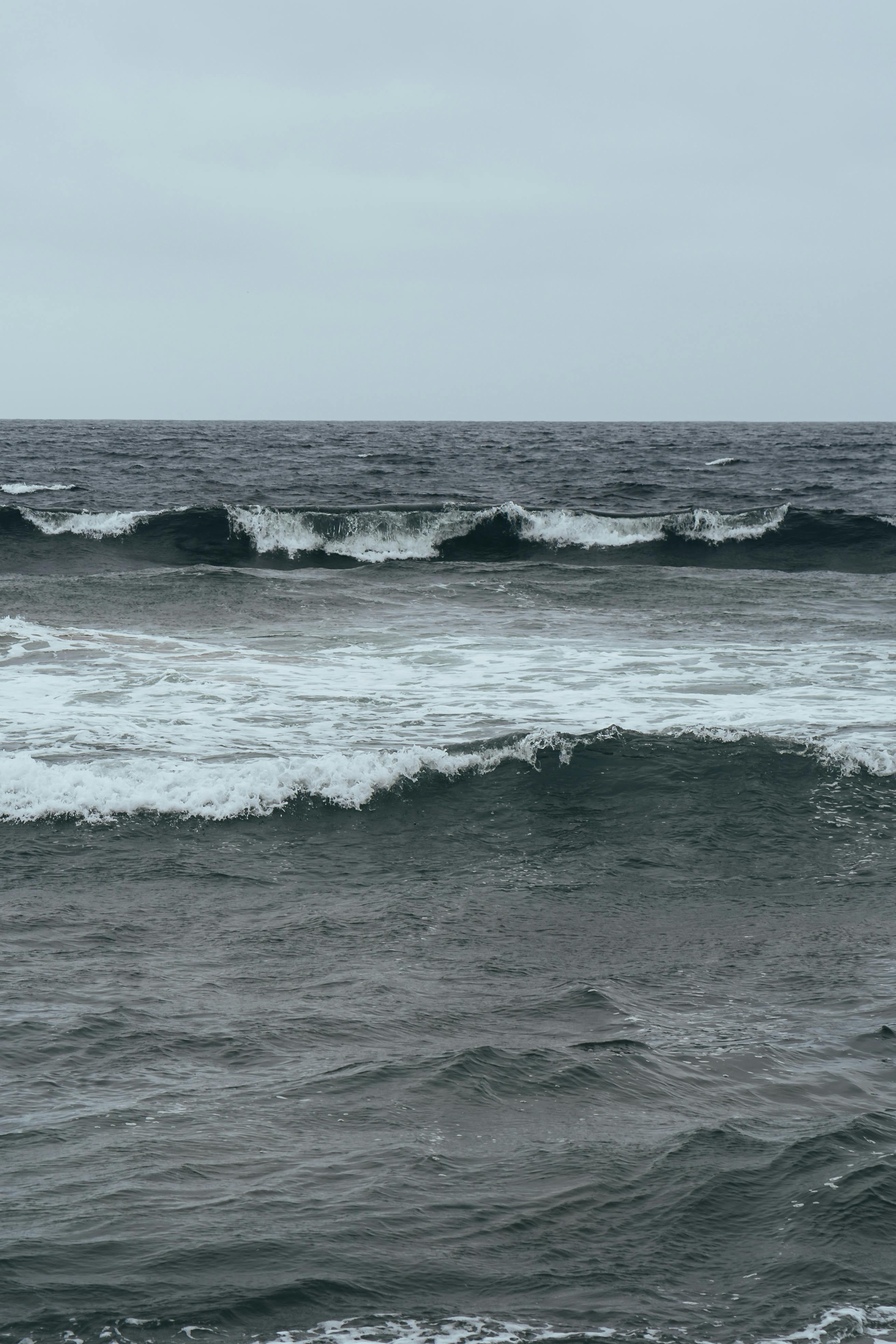 Strong Sea Waves Braking · Free Stock Photo