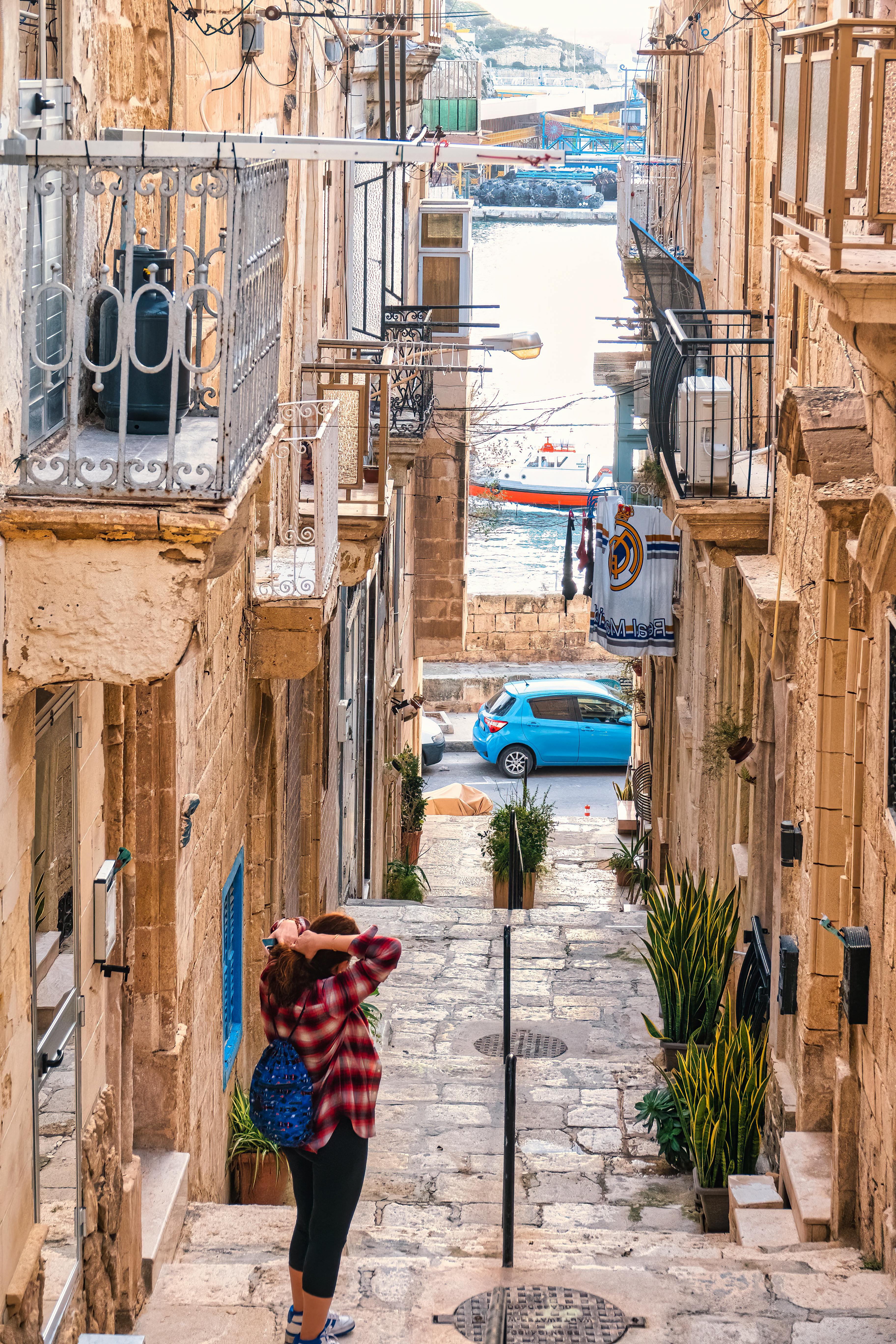 Scenic Alleyway in Valletta, Malta with Tourist · Free Stock Photo