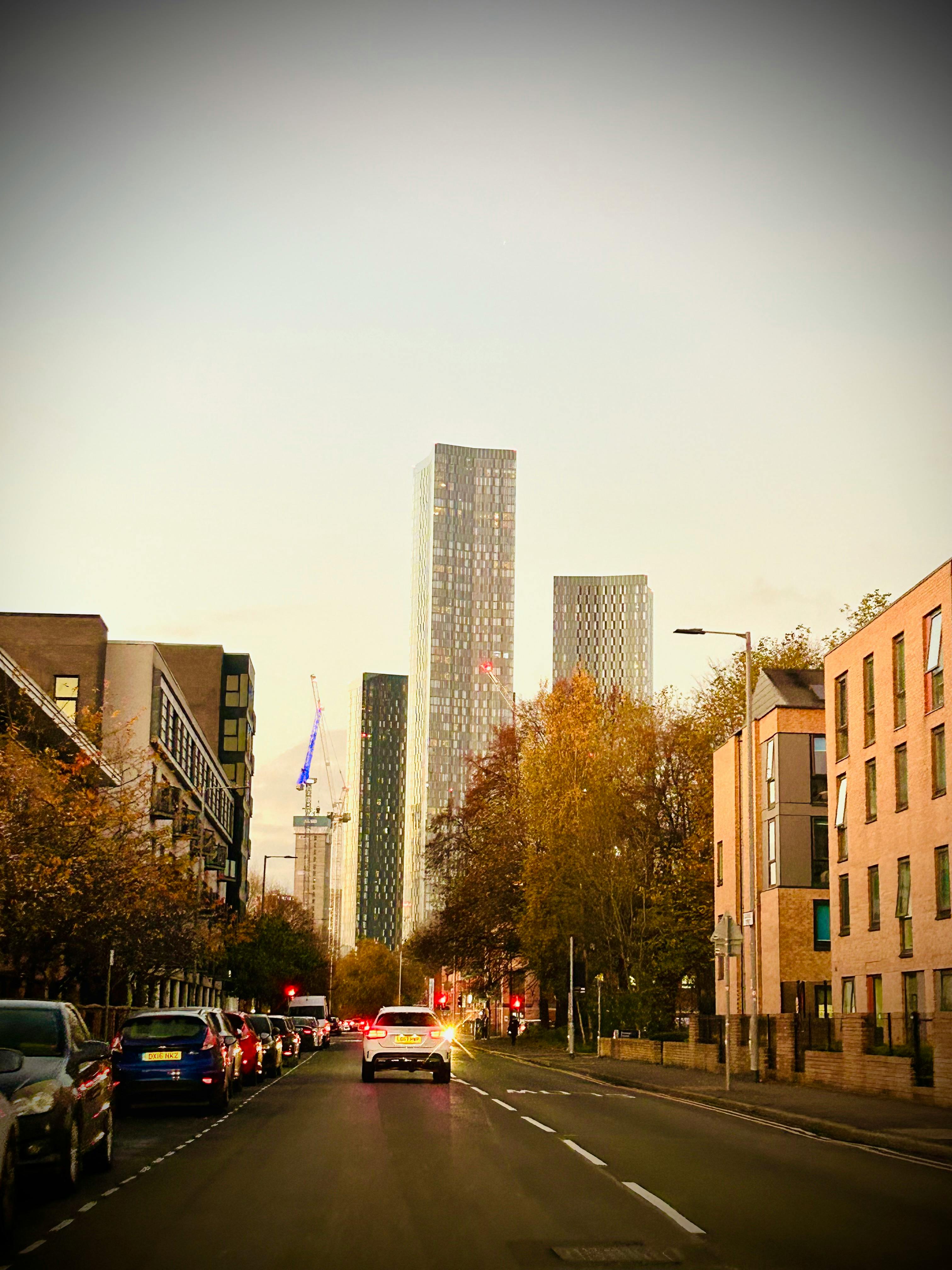 Paisaje Urbano De Manchester Al Anochecer Con Rascacielos · Foto de ...