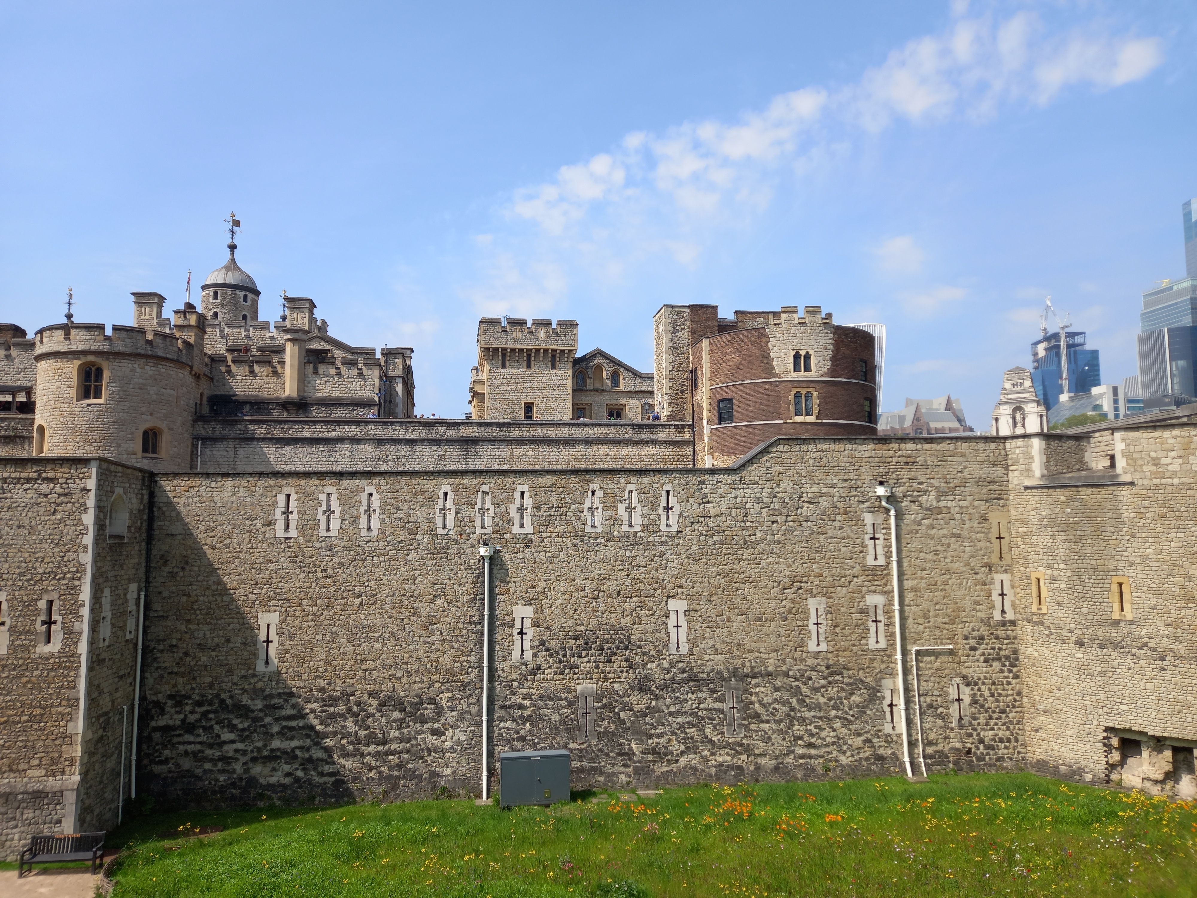 Historic Tower of London Castle Walls on a Sunny Day · Free Stock Photo