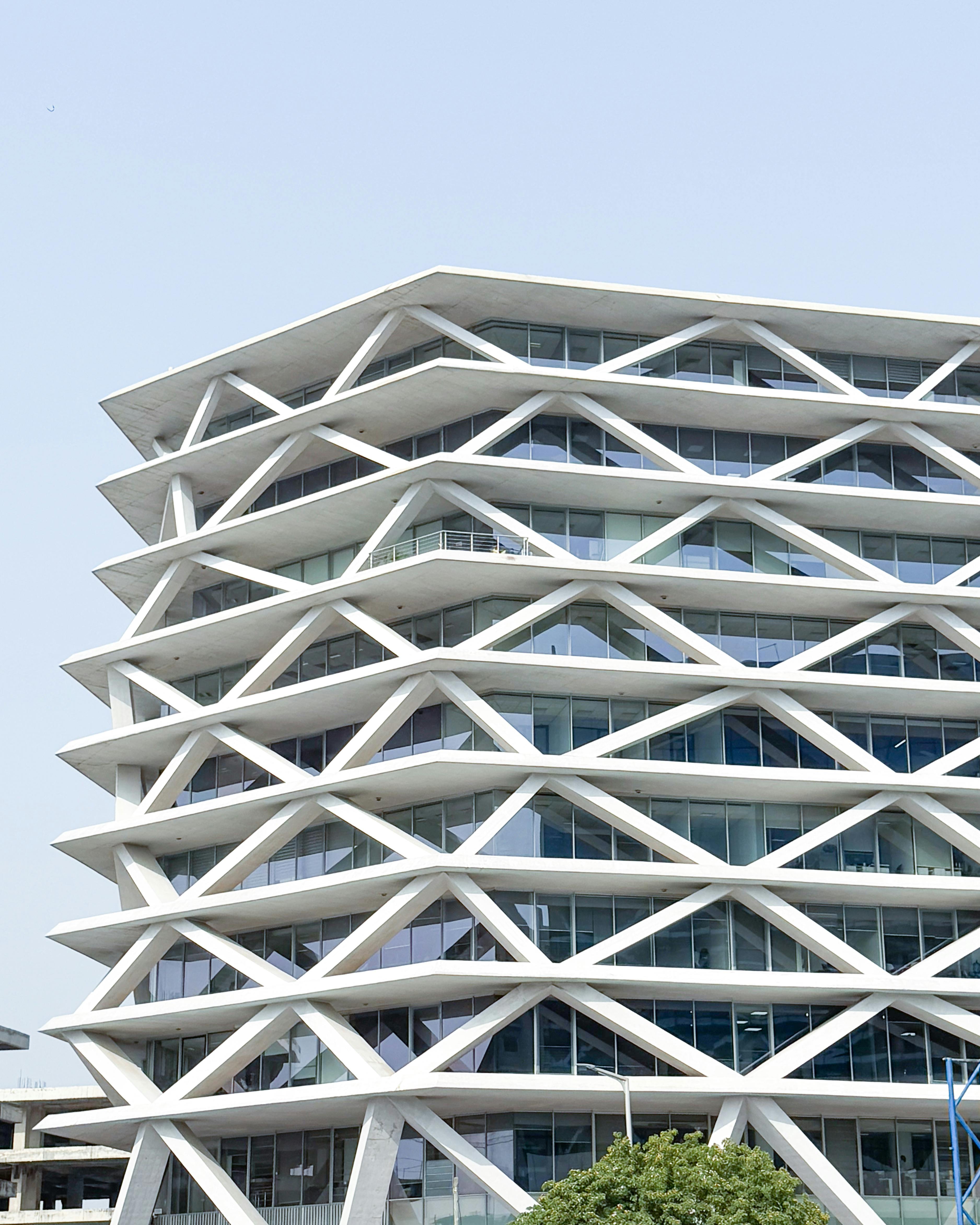 Modern Geometric Building Architecture in Daylight · Free Stock Photo