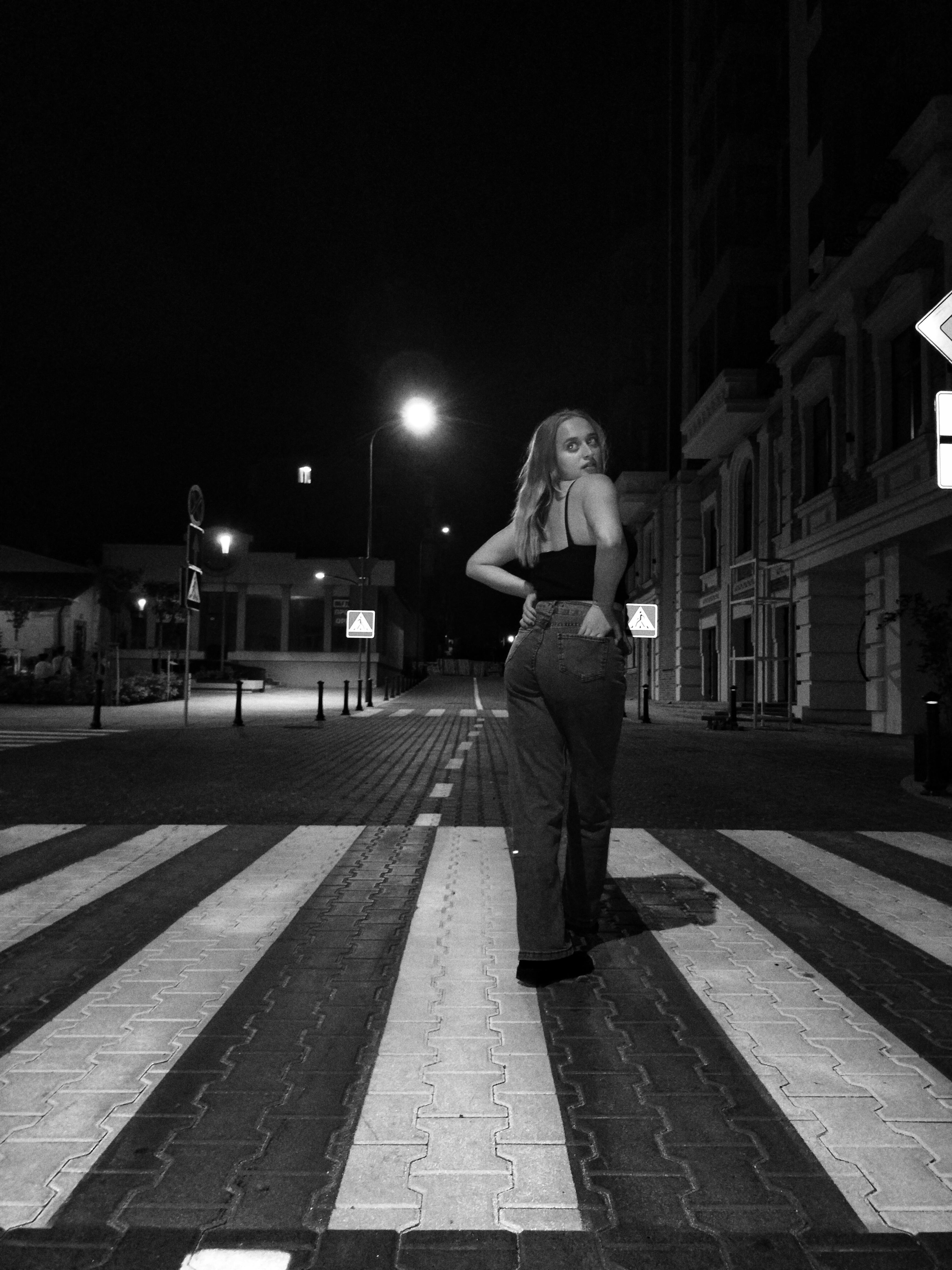 Retrato Espontâneo De Rua Noturna Na Faixa De Pedestres · Foto ...