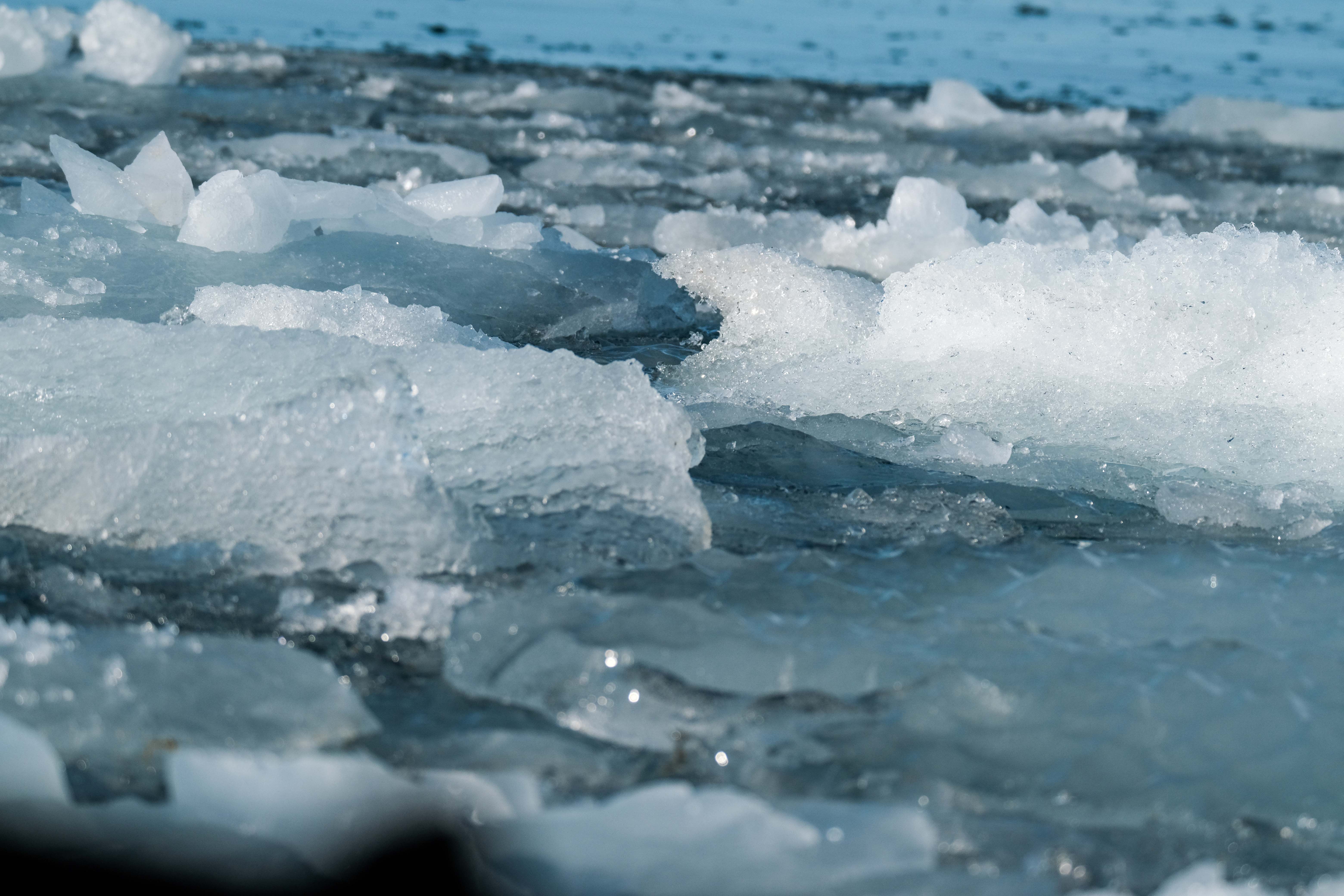 Glace Flottante Dans Les Eaux Bleues Froides : Vue Rapprochée · Photo ...