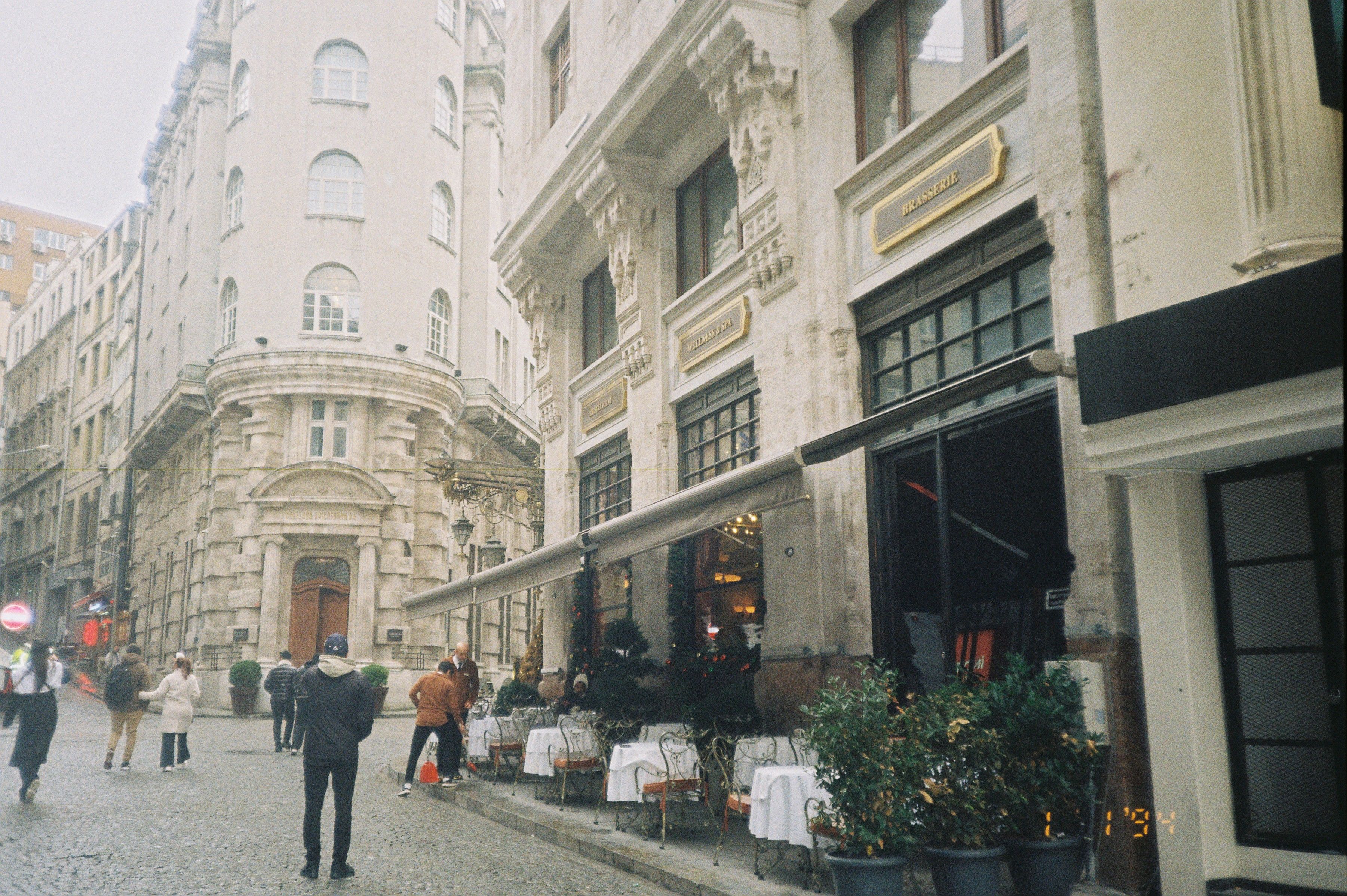 Charming European Street with Historic Architecture · Free Stock Photo