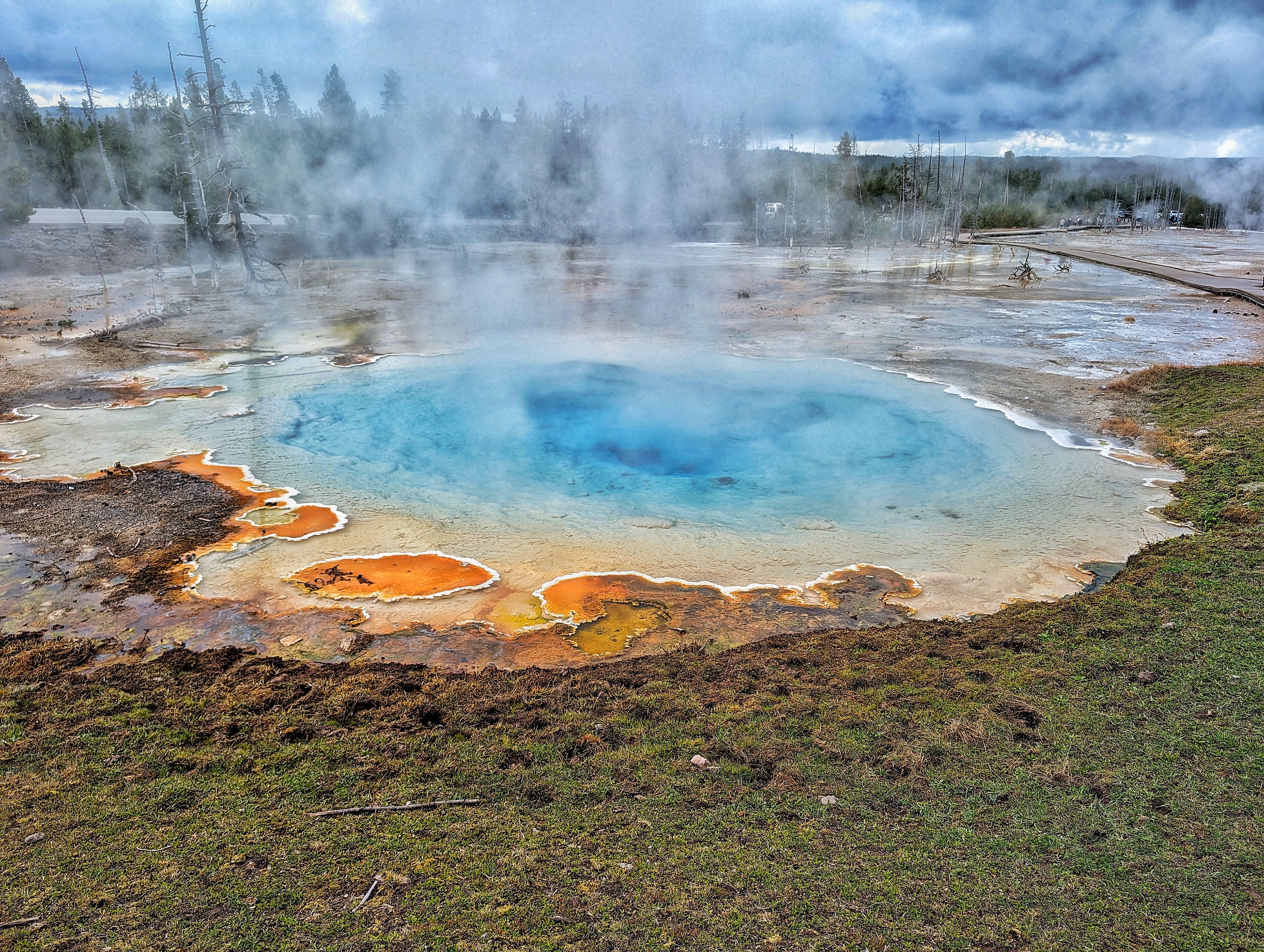 Vibrant Geothermal Pool in Yellowstone National Park · Free Stock Photo