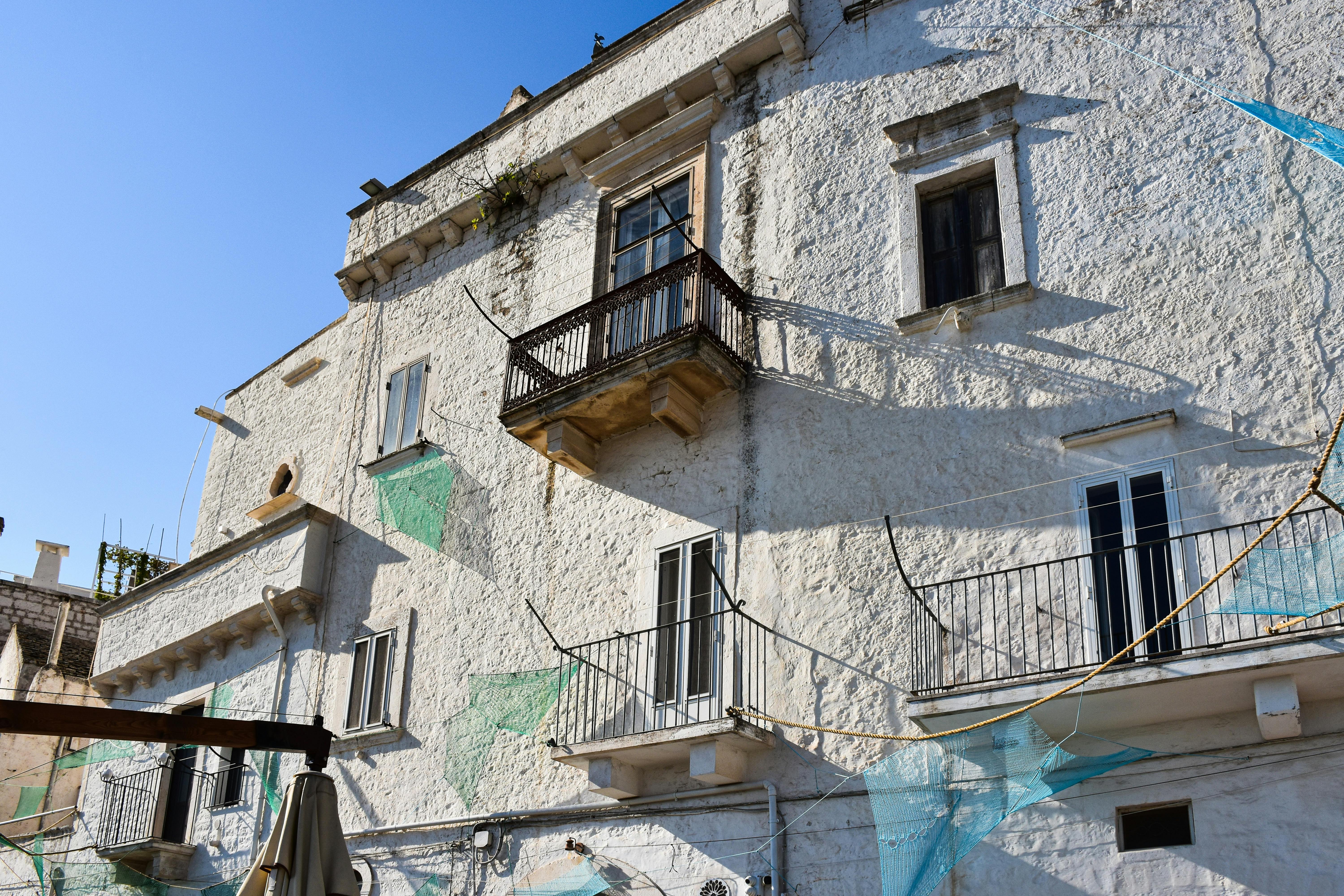 Charming White Stone Building in Southern Italy · Free Stock Photo