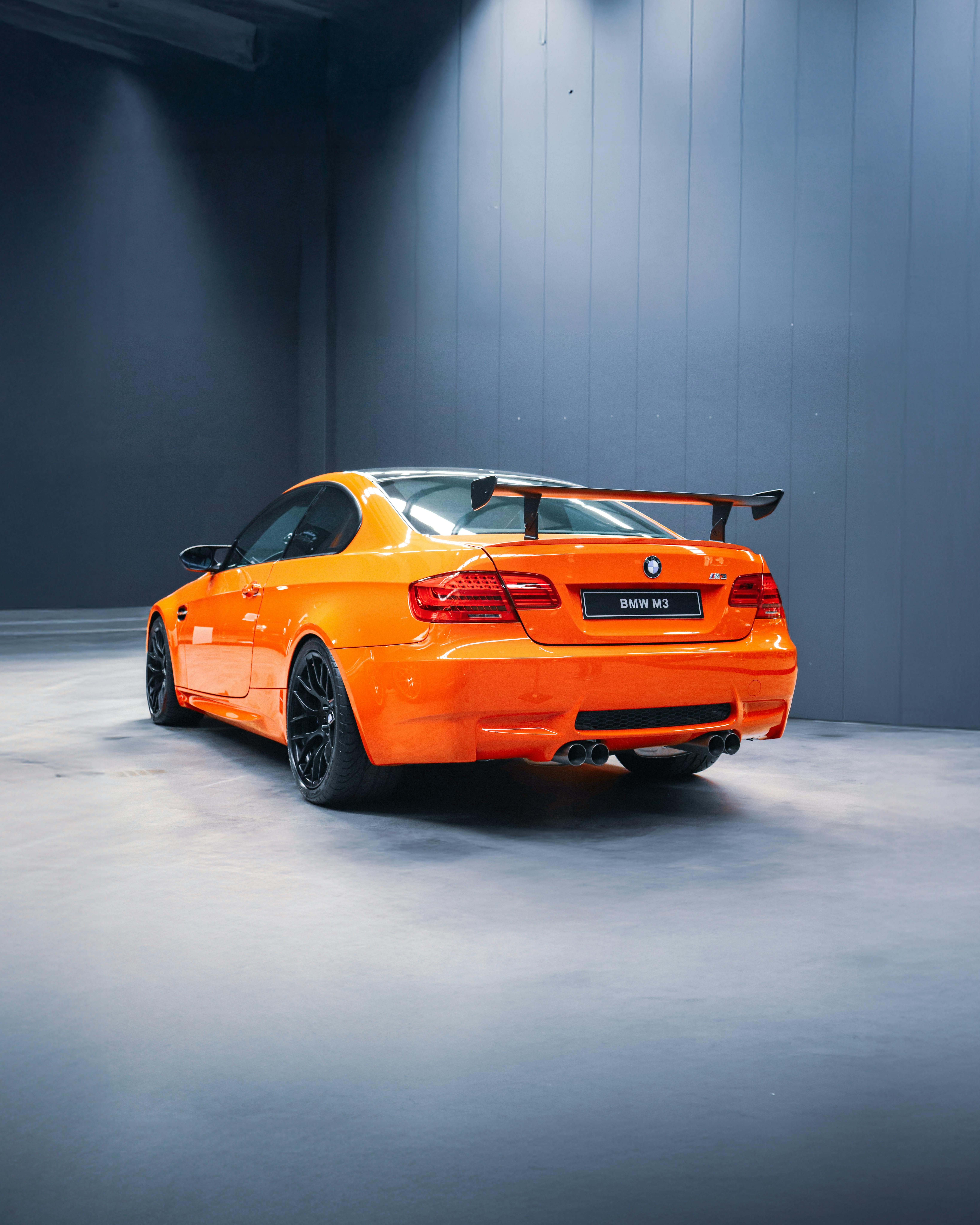 Bmw M3 Elegante De Color Naranja En Un Moderno Entorno De Garaje · Foto ...