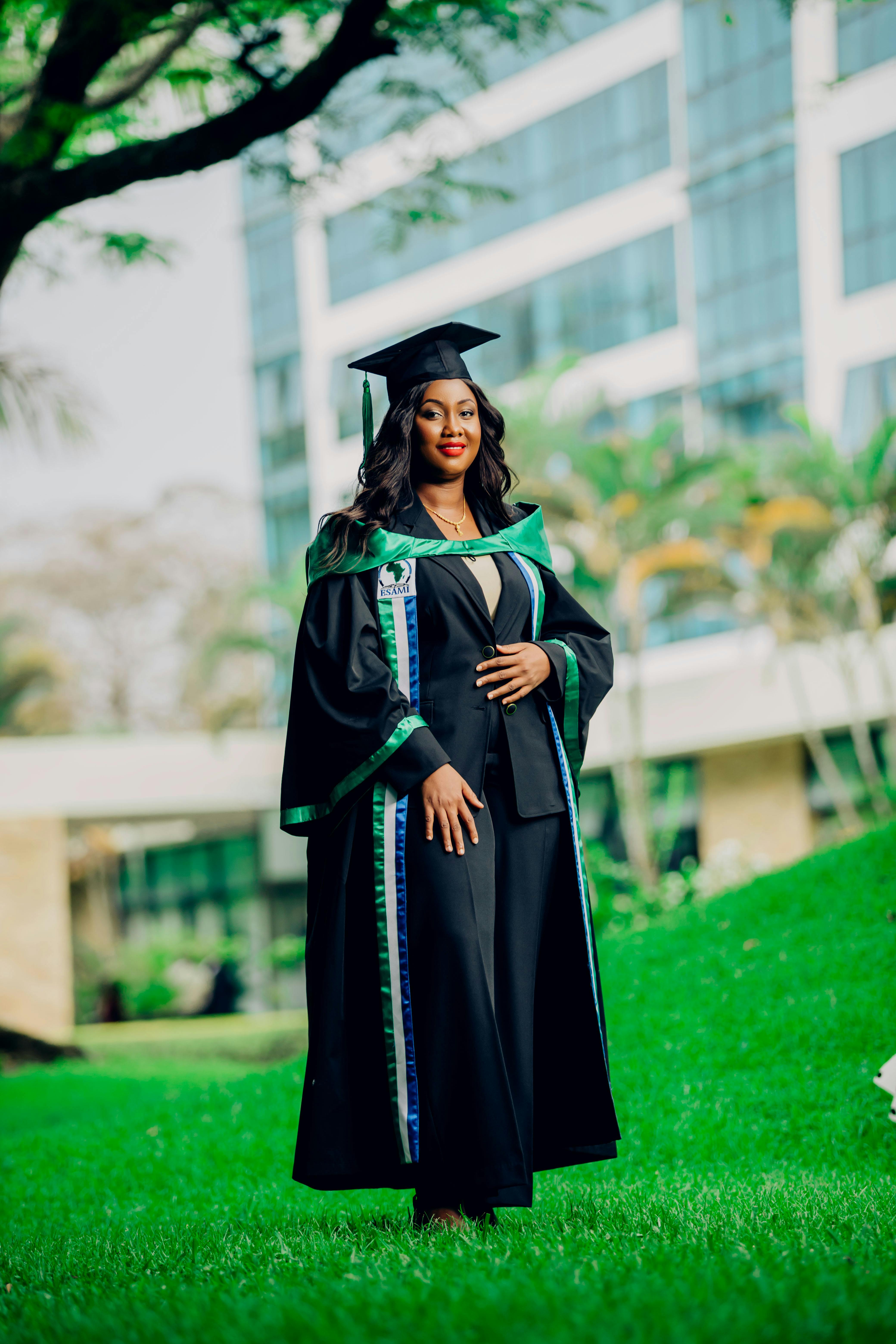 Graduado Universitario Con Toga Y Birrete Al Aire Libre · Foto de stock ...