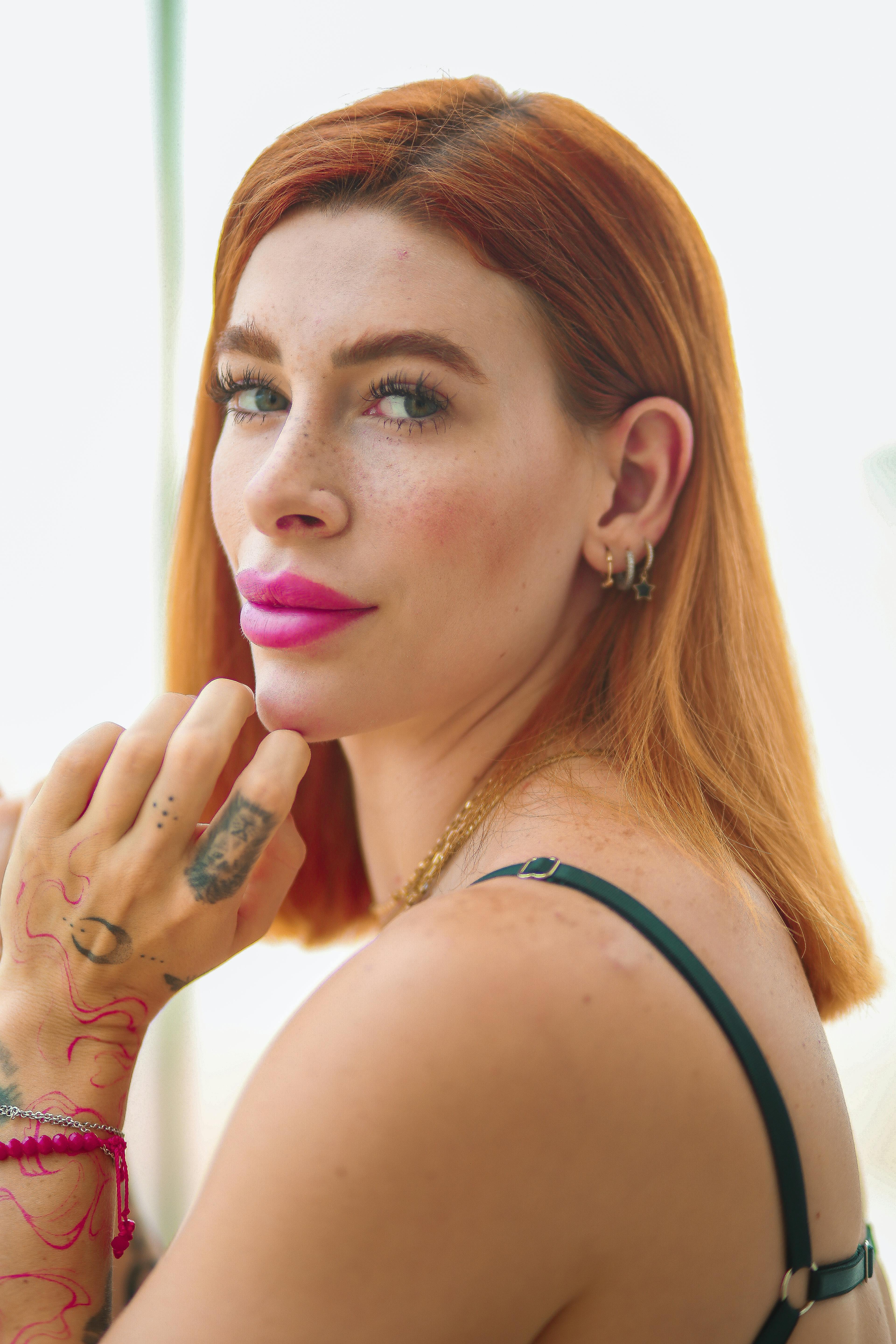 Retrato Elegante De Mujer Con Tatuajes Bajo La Luz Natural · Foto de ...