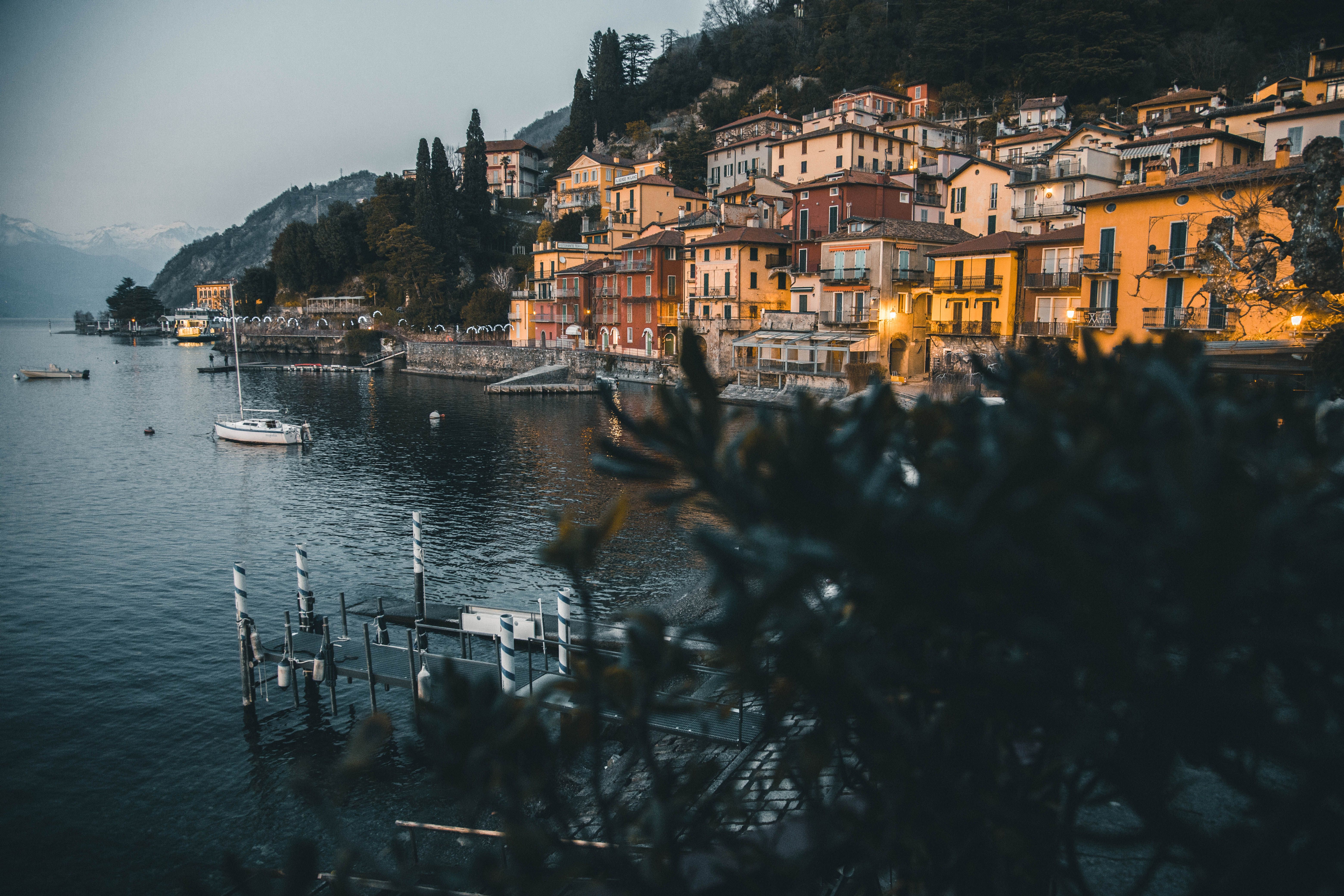charming-waterfront-view-of-lake-como-at-dusk-free-stock-photo