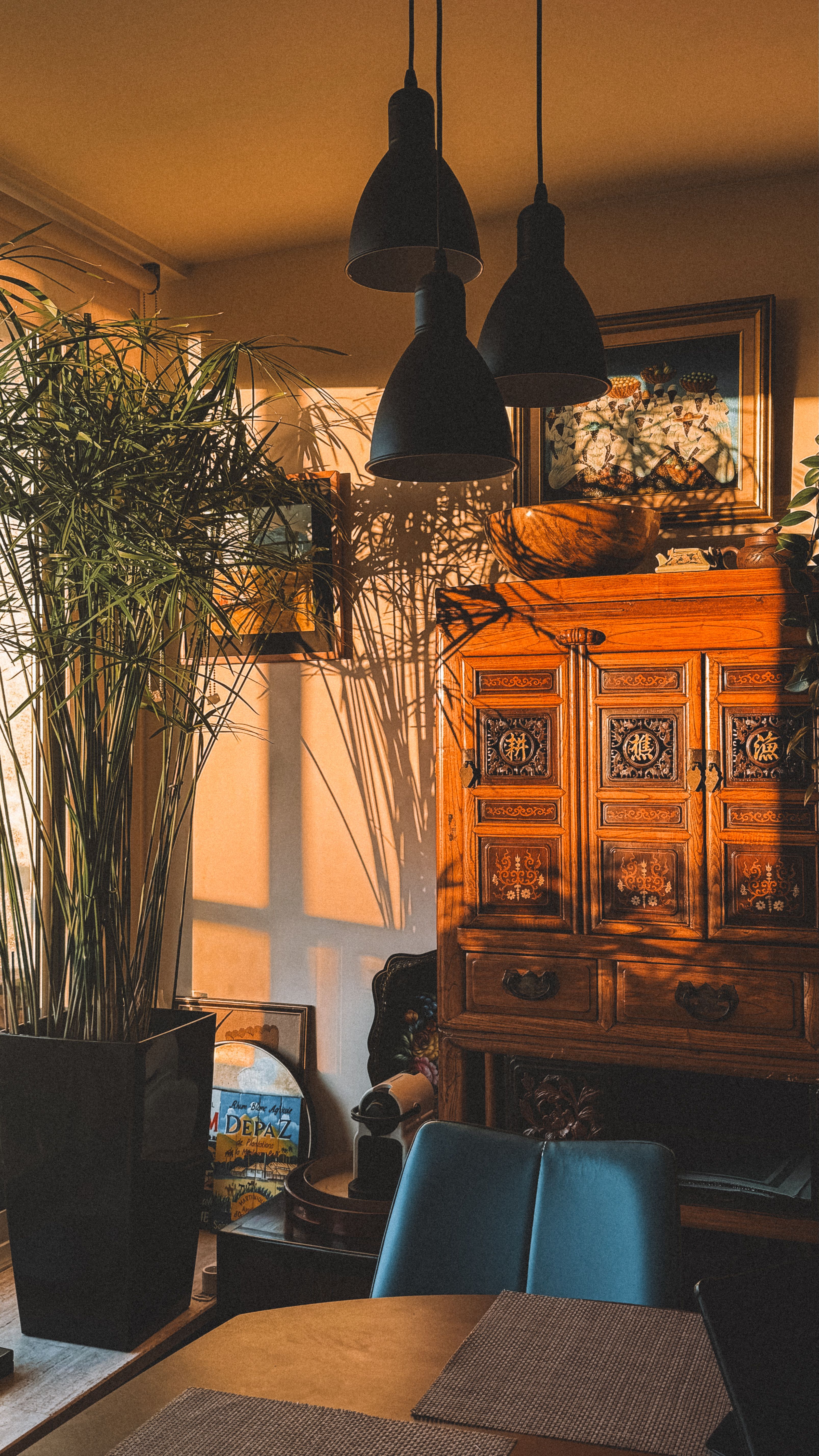Cozy Sunlit Interior in Normandy, France · Free Stock Photo