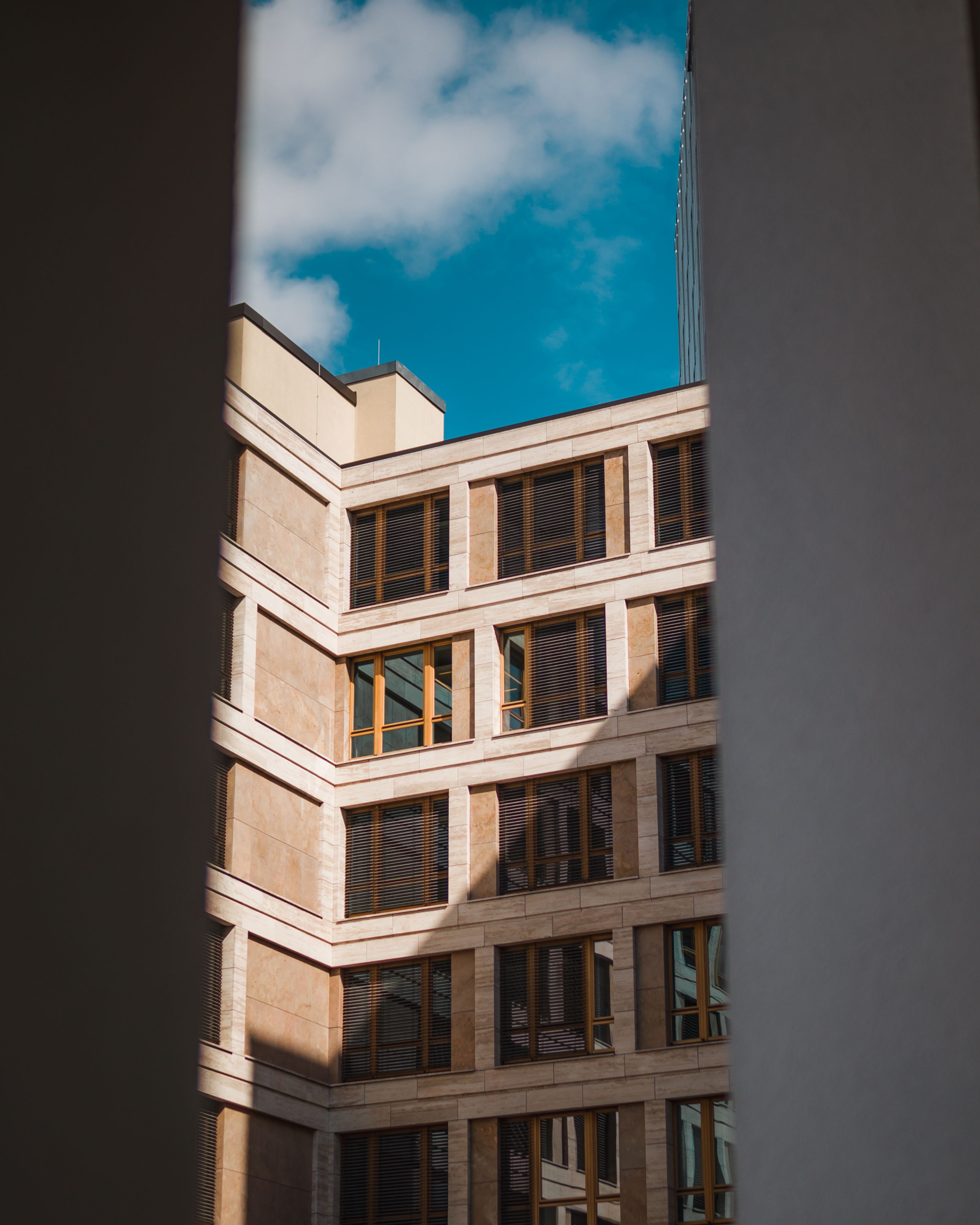 Arquitectura Moderna De Berlín Con Cielo Brillante · Foto de stock gratuita