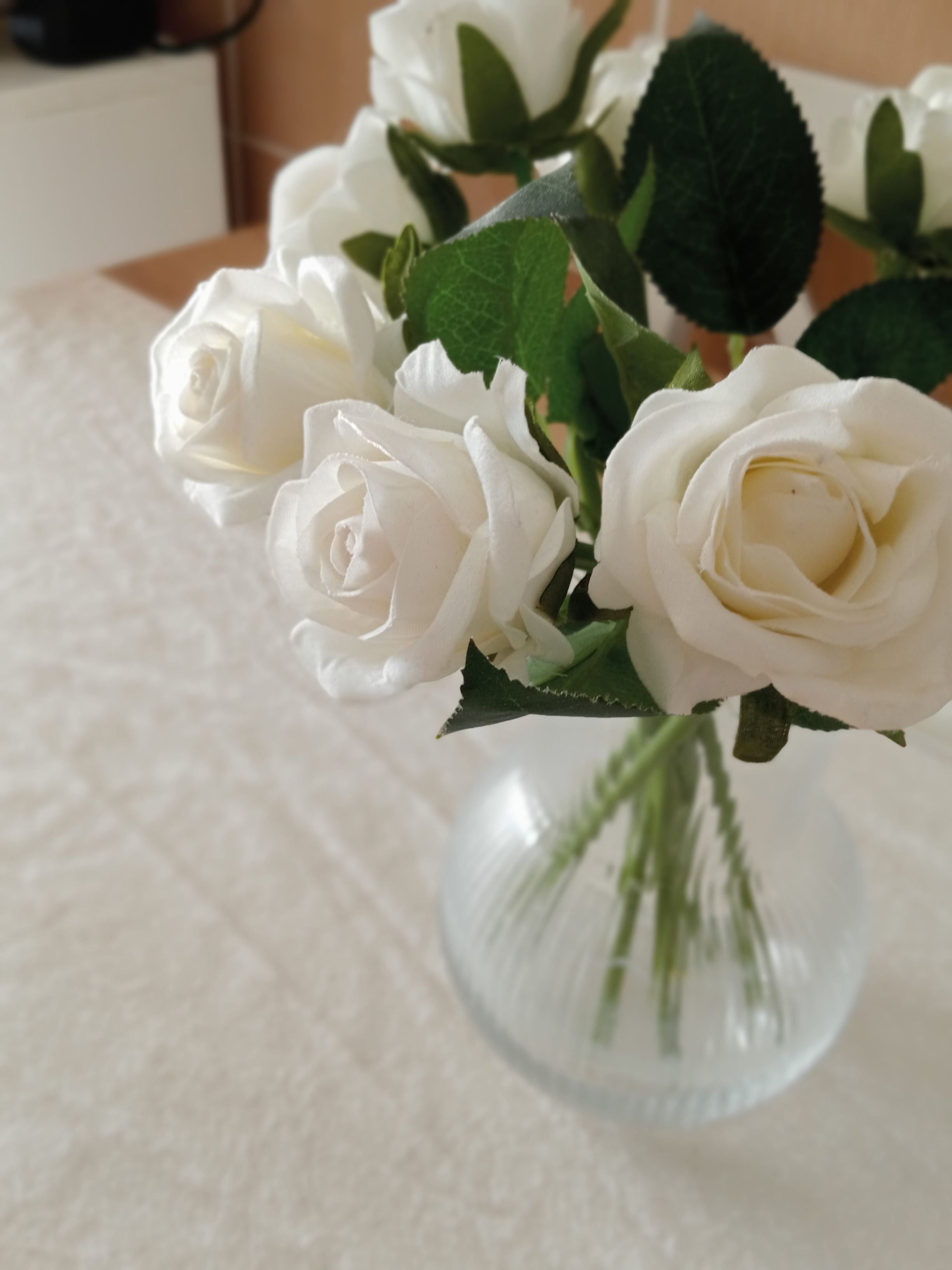 Elegant White Roses in Glass Vase Display · Free Stock Photo