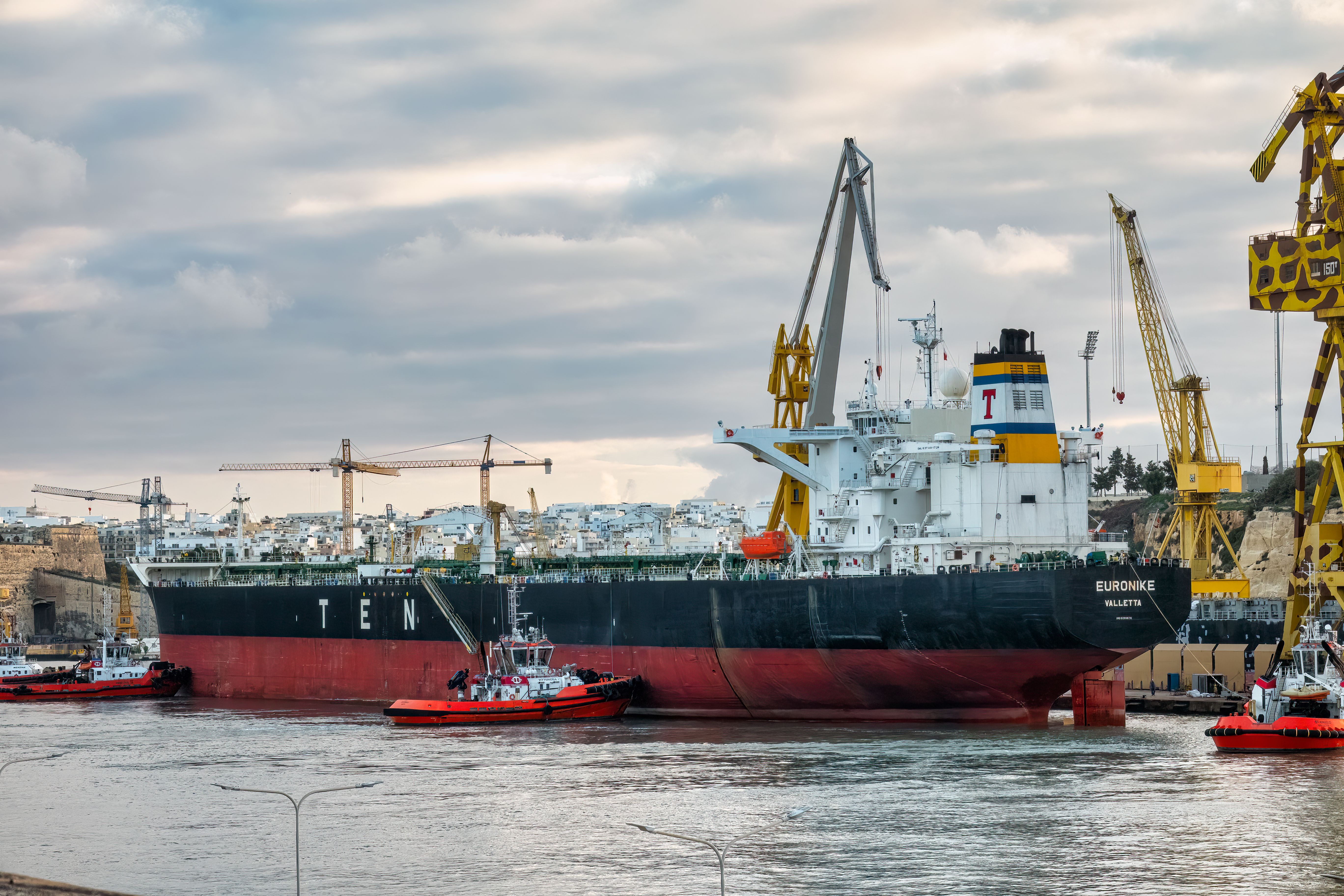Un Grand Cargo Dans Un Chantier Naval Maltais · Photo gratuite