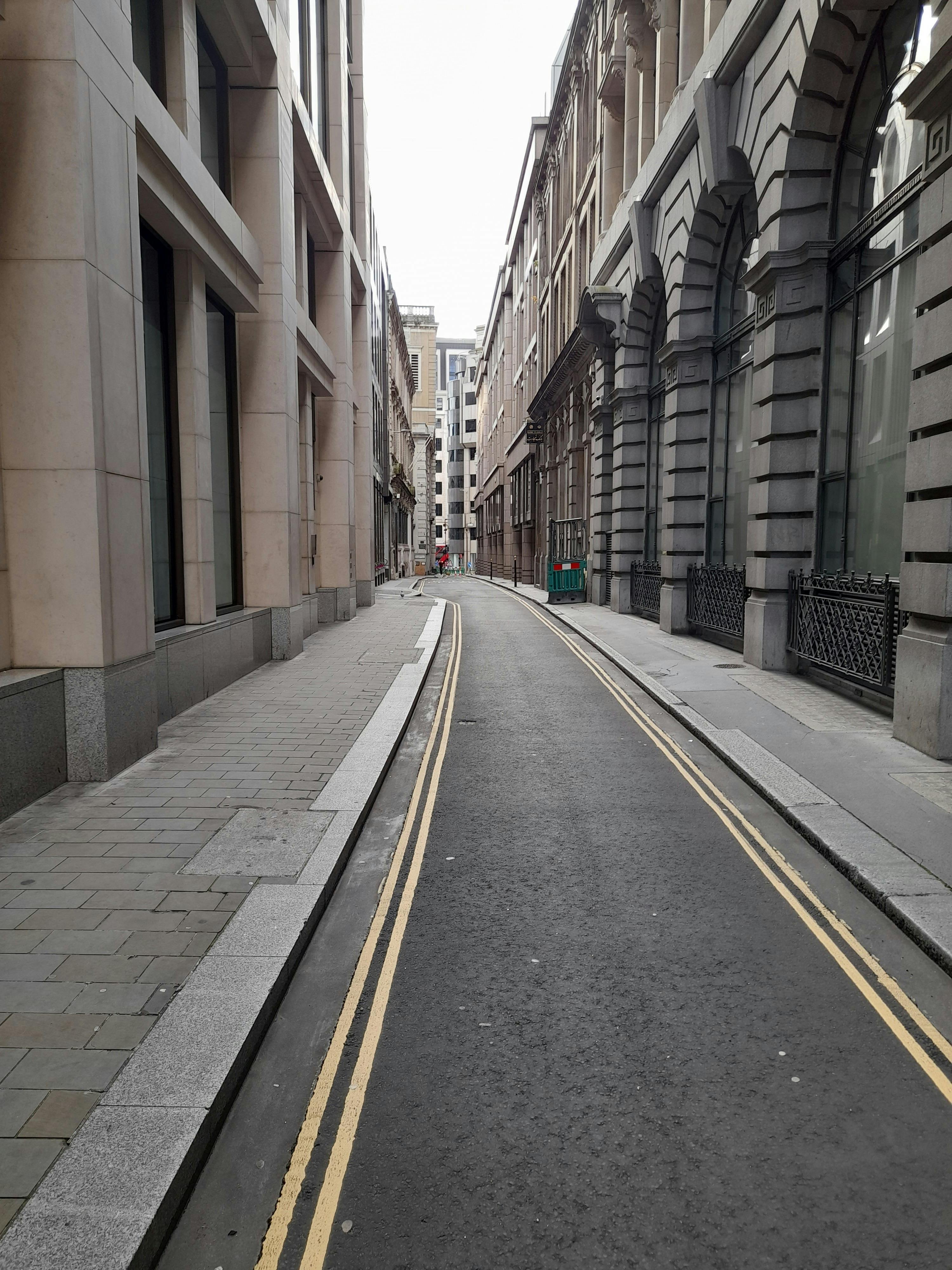 Jalanan London Yang Kosong Dengan Arsitektur Klasik · Foto Stok Gratis