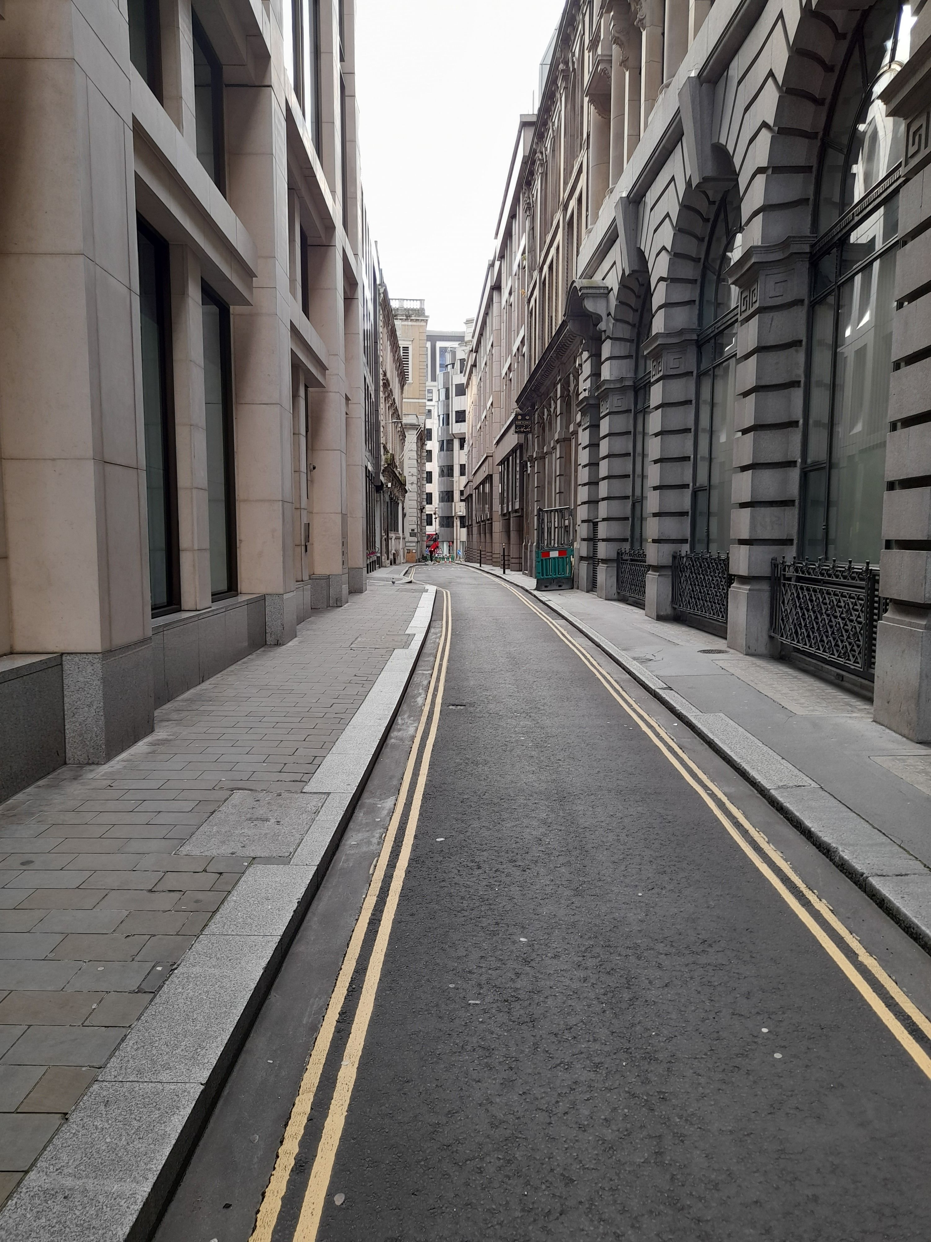 Jalanan London Yang Kosong Dengan Arsitektur Klasik · Foto Stok Gratis