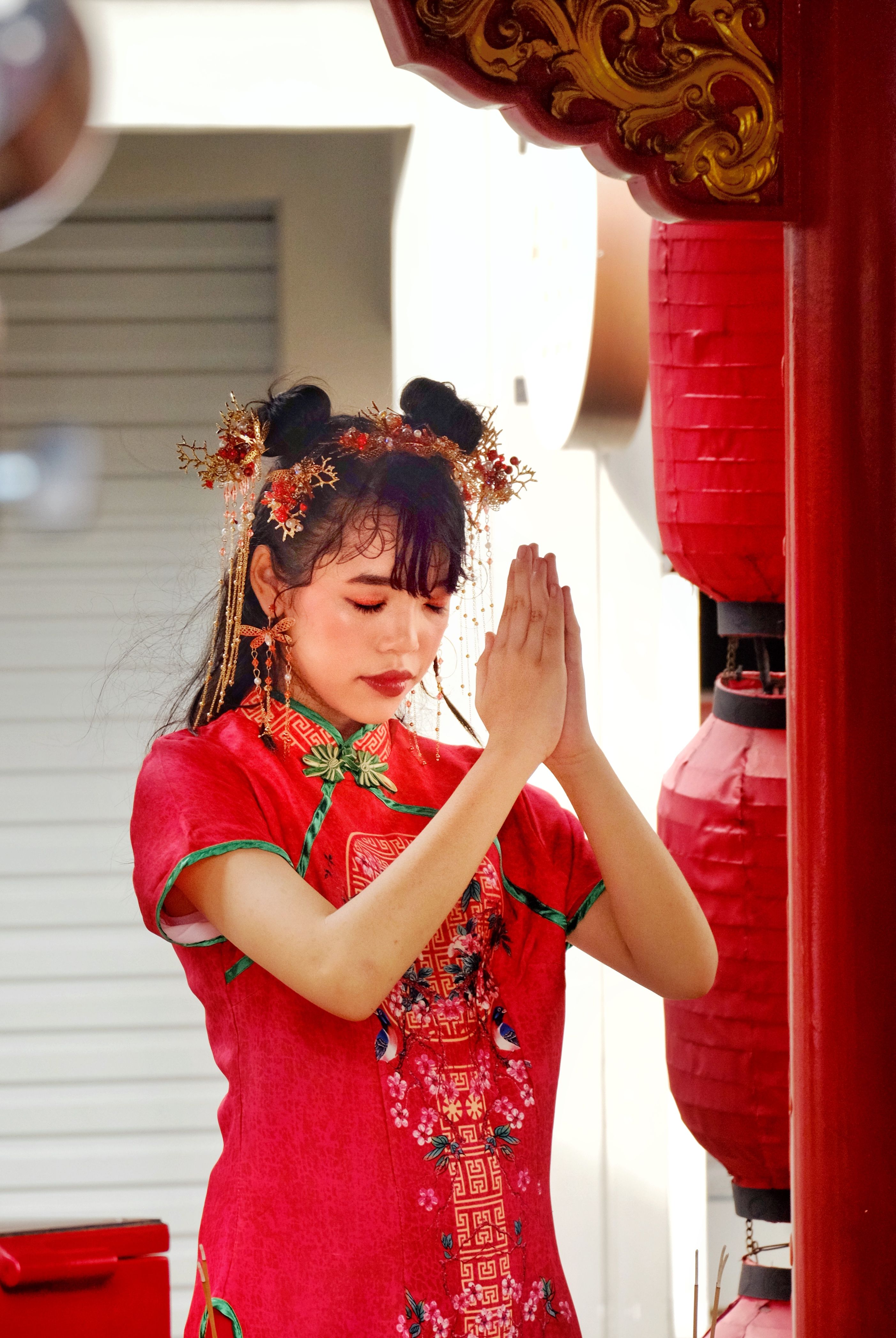 Young Woman in Traditional Chinese Dress Praying · Free Stock Photo