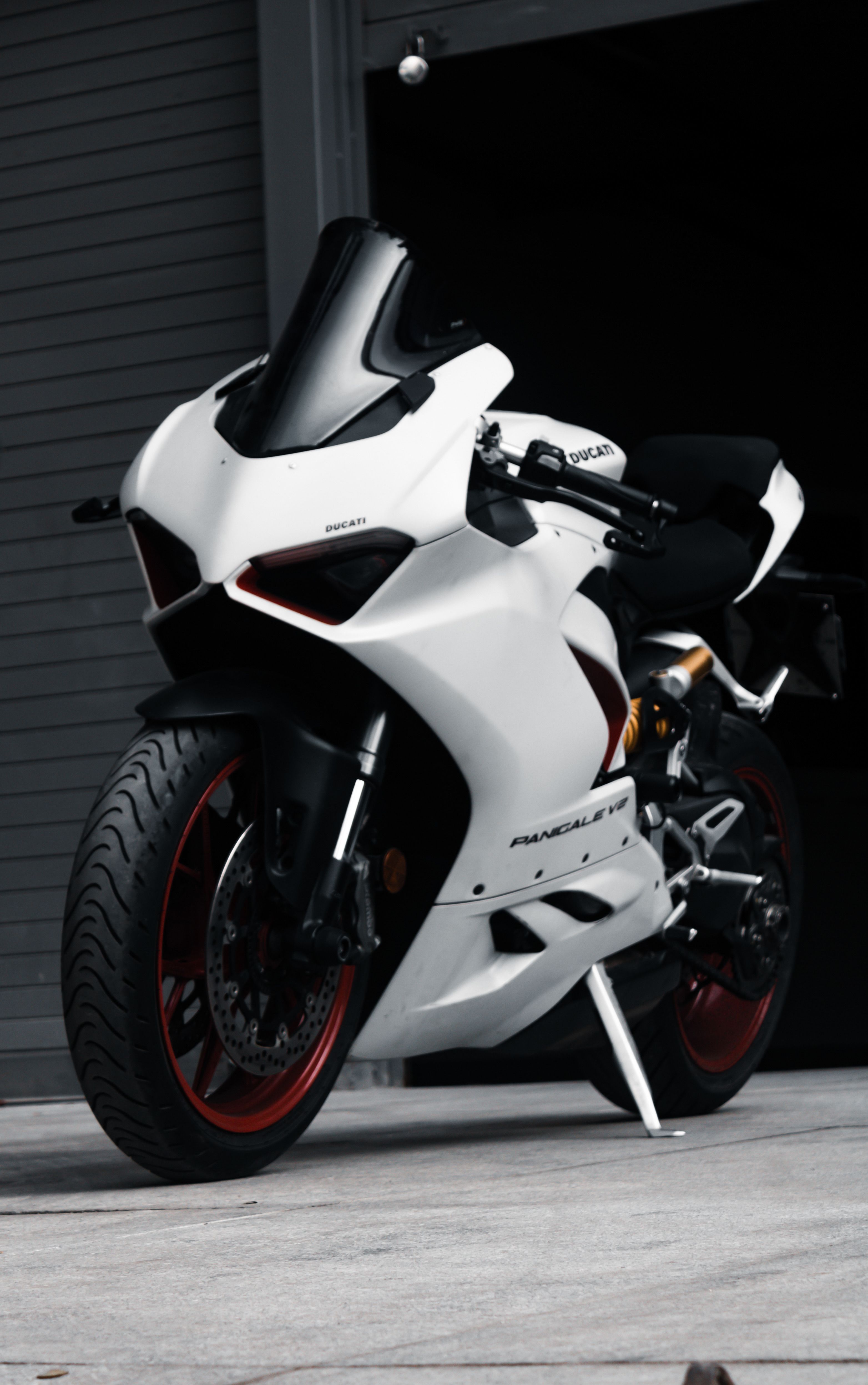 Sleek White Sports Bike in Urban Setting · Free Stock Photo