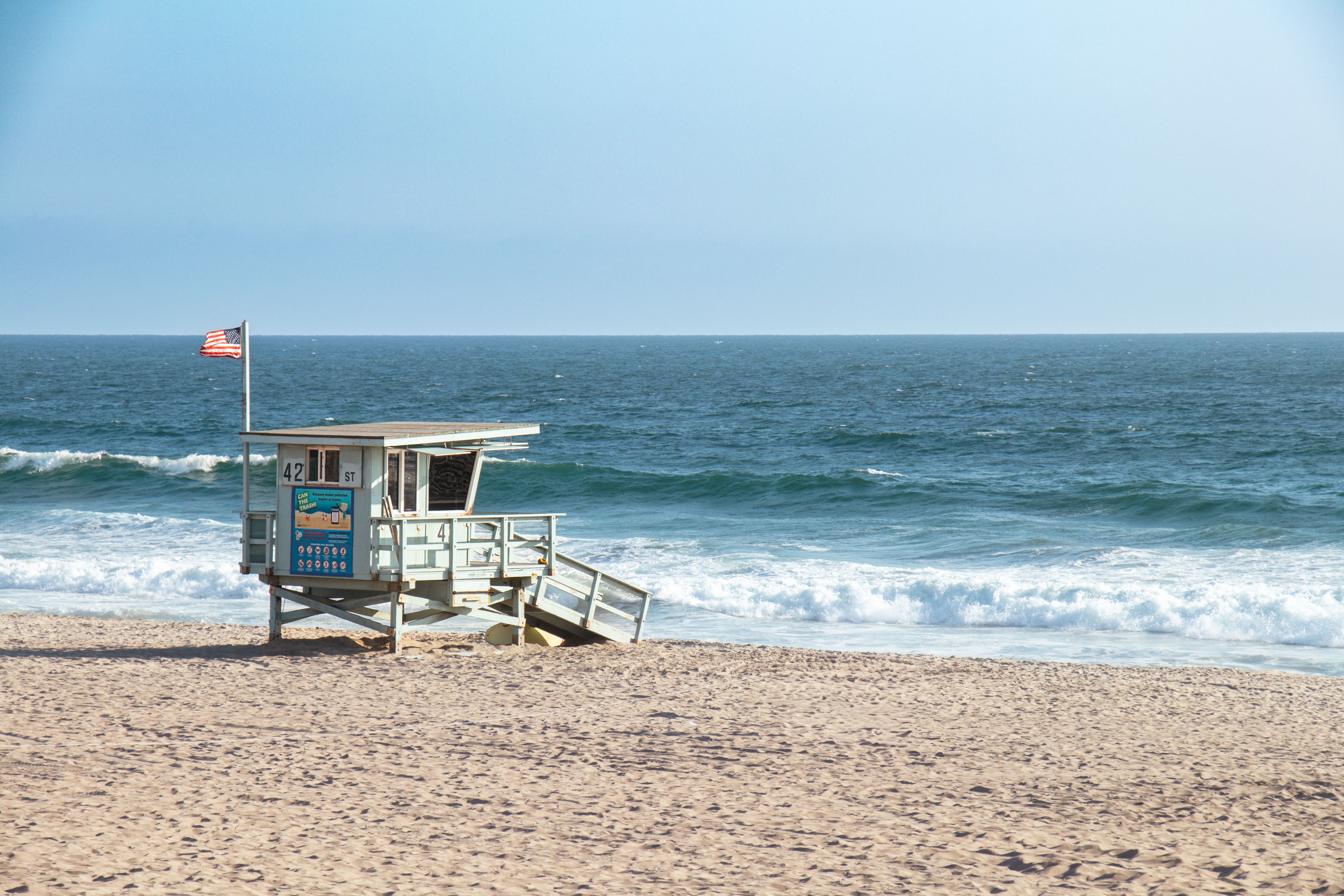 Scenic Lifeguard Tower on Peaceful Beachfront · Free Stock Photo