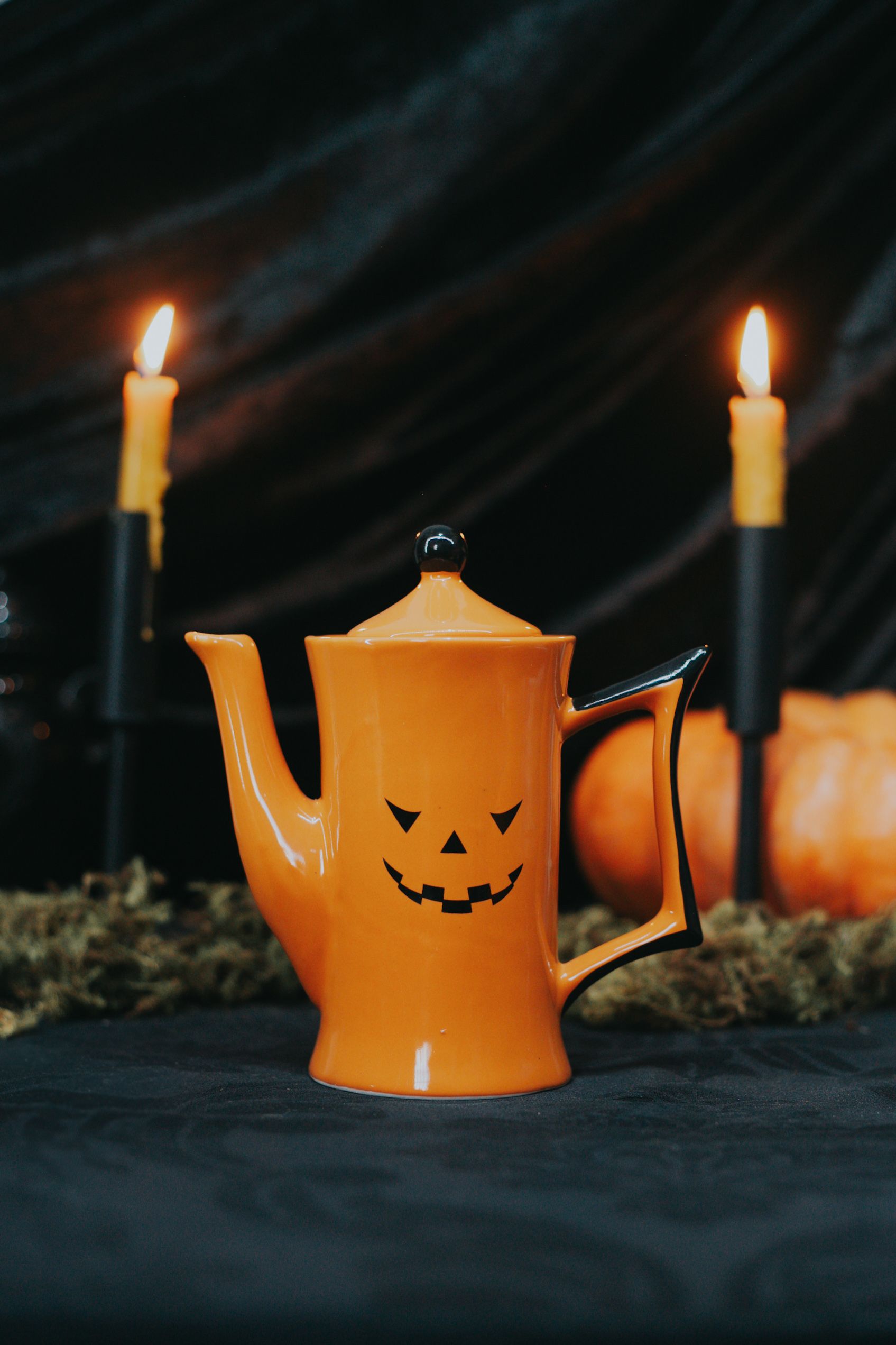 Bule De Chá Com Tema De Halloween E Ambiente à Luz De Velas · Foto ...