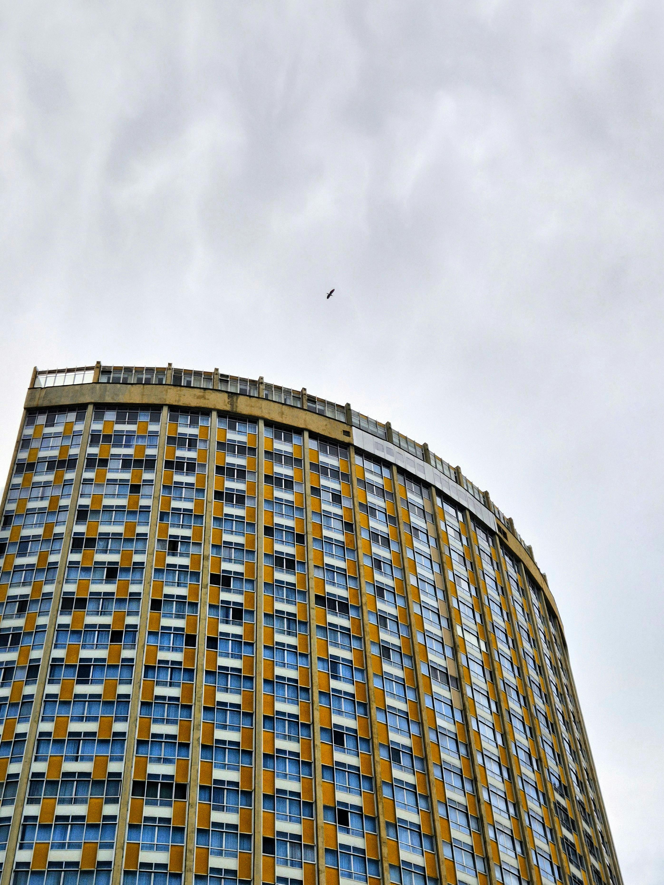 Modern Curved High-Rise Building in Minas Gerais · Free Stock Photo