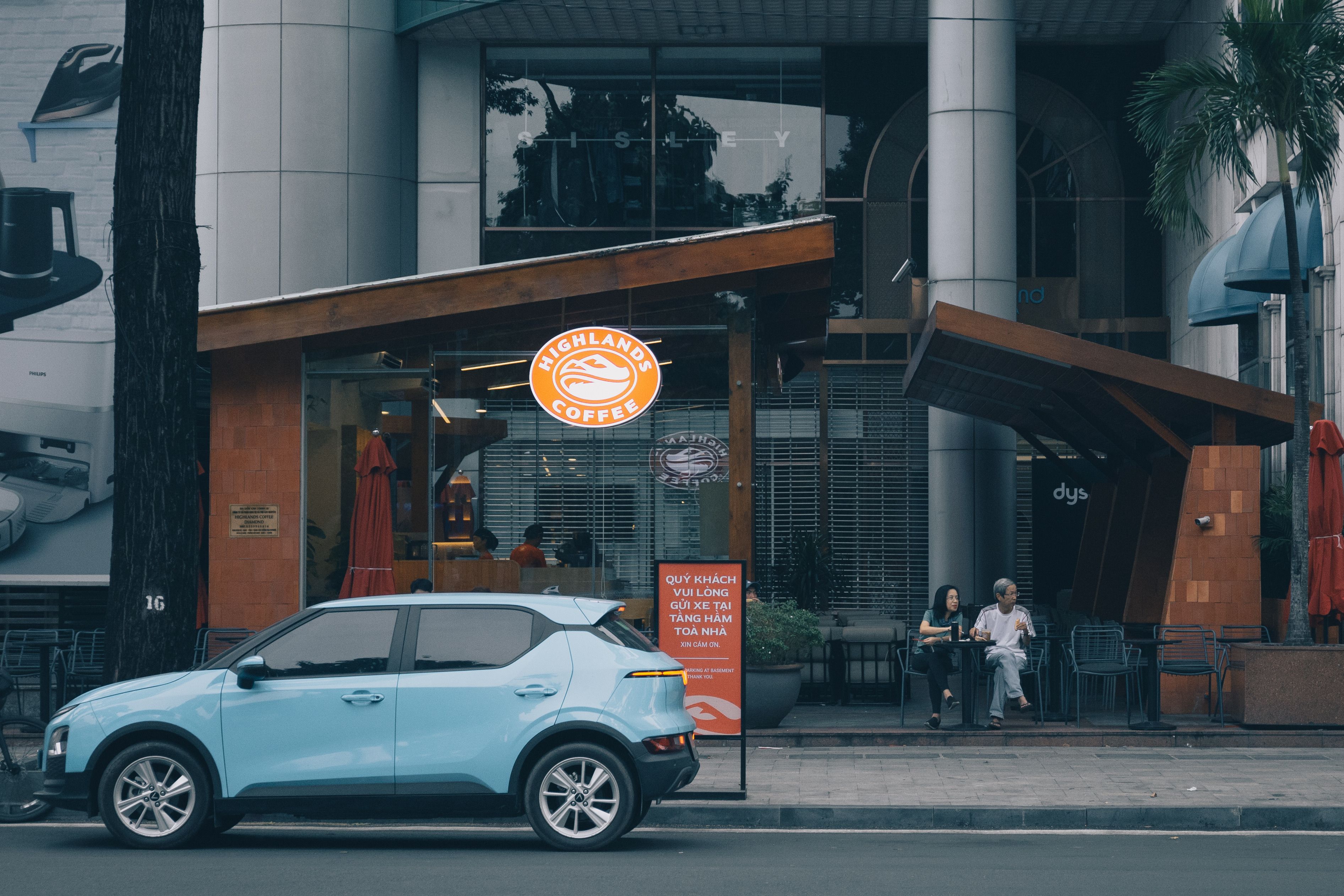 Urban Cafe with Electric Car in Ho Chi Minh City · Free Stock Photo