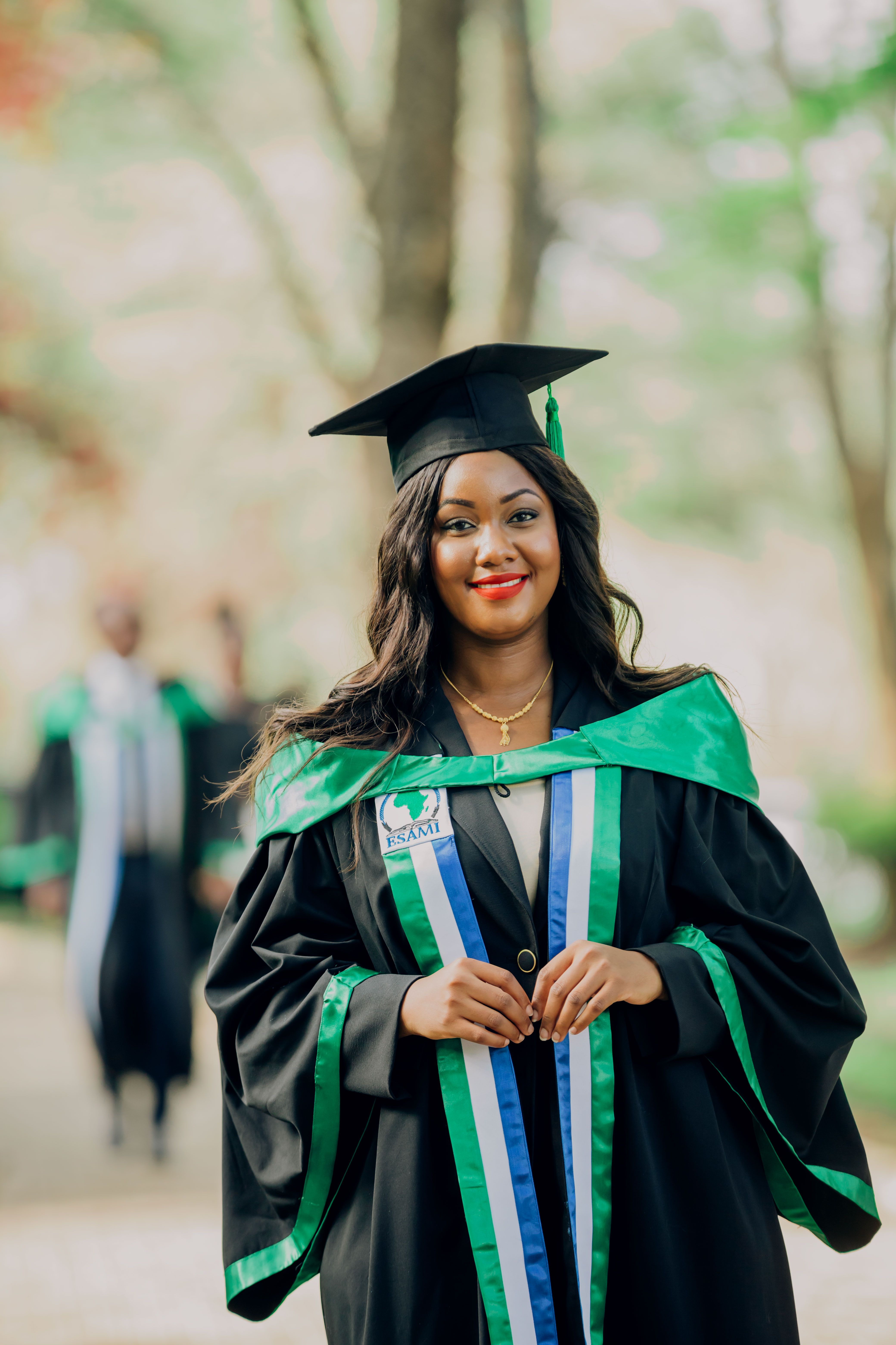 Joven Graduado Con Toga Y Birrete Celebra Sus Logros · Foto de stock ...