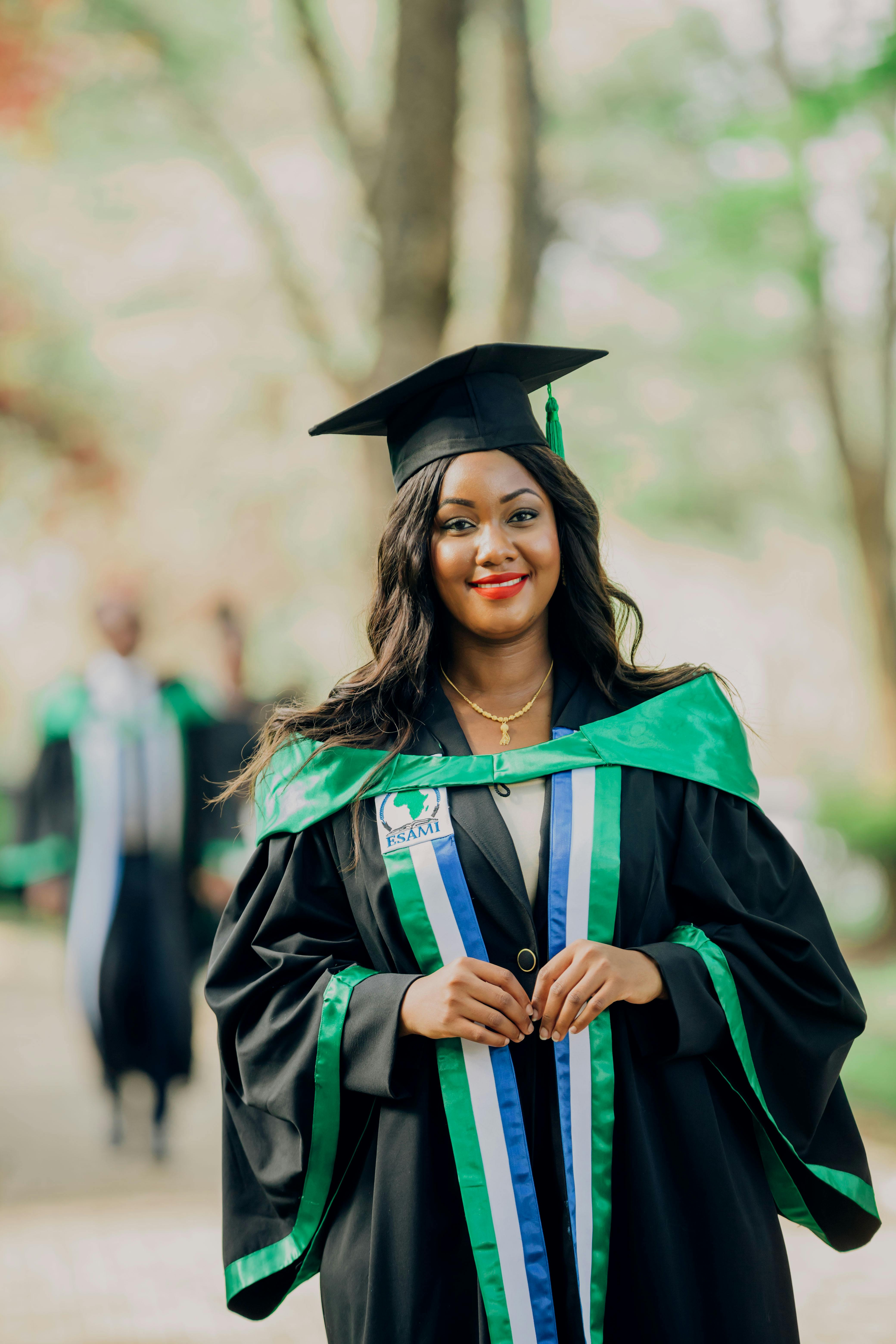 Un Jeune Diplômé En Toge Et Chapeau Célèbre Ses Réalisations · Photo ...