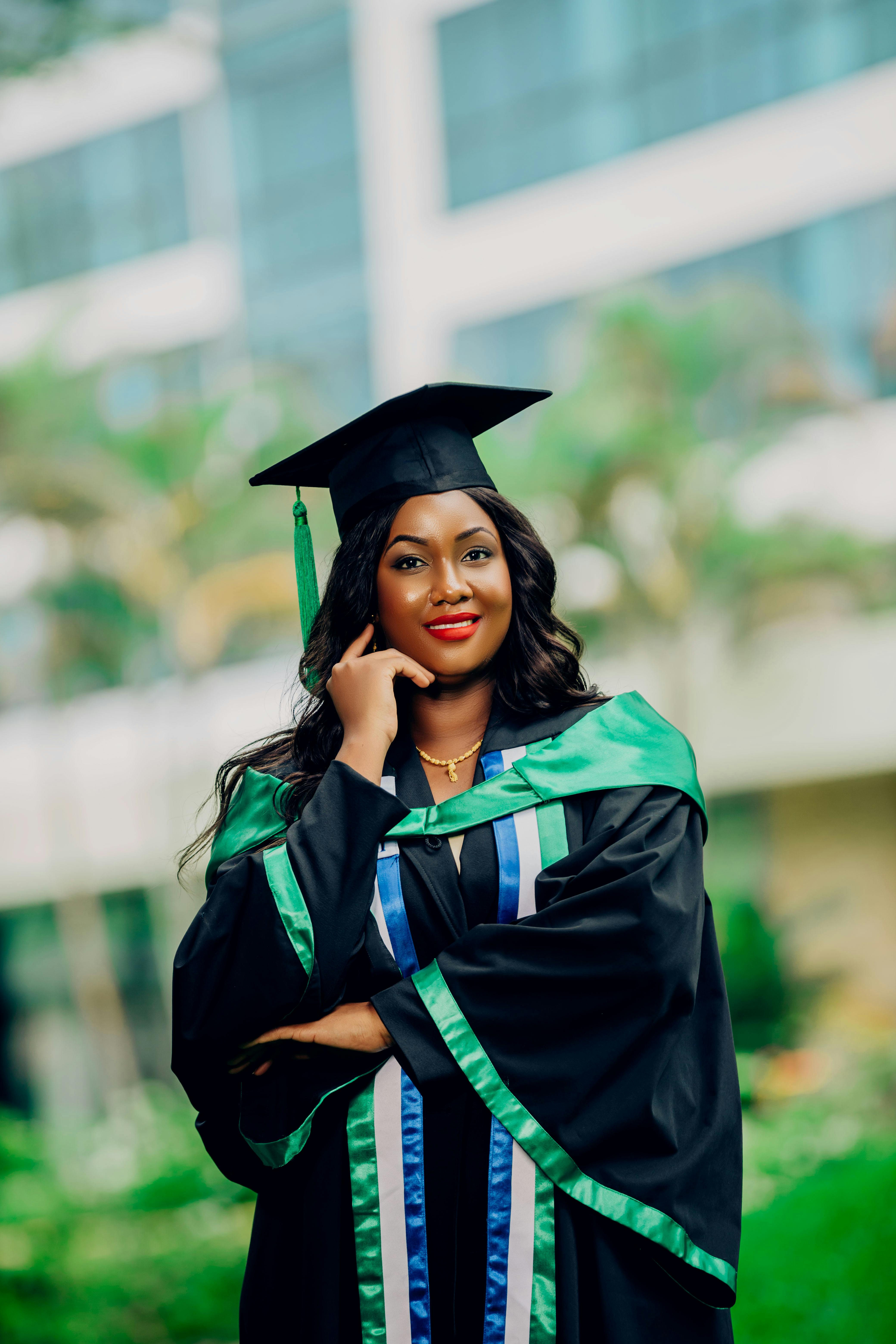 Diplômé Confiant En Toge Et Chapeau En Plein Air · Photo gratuite