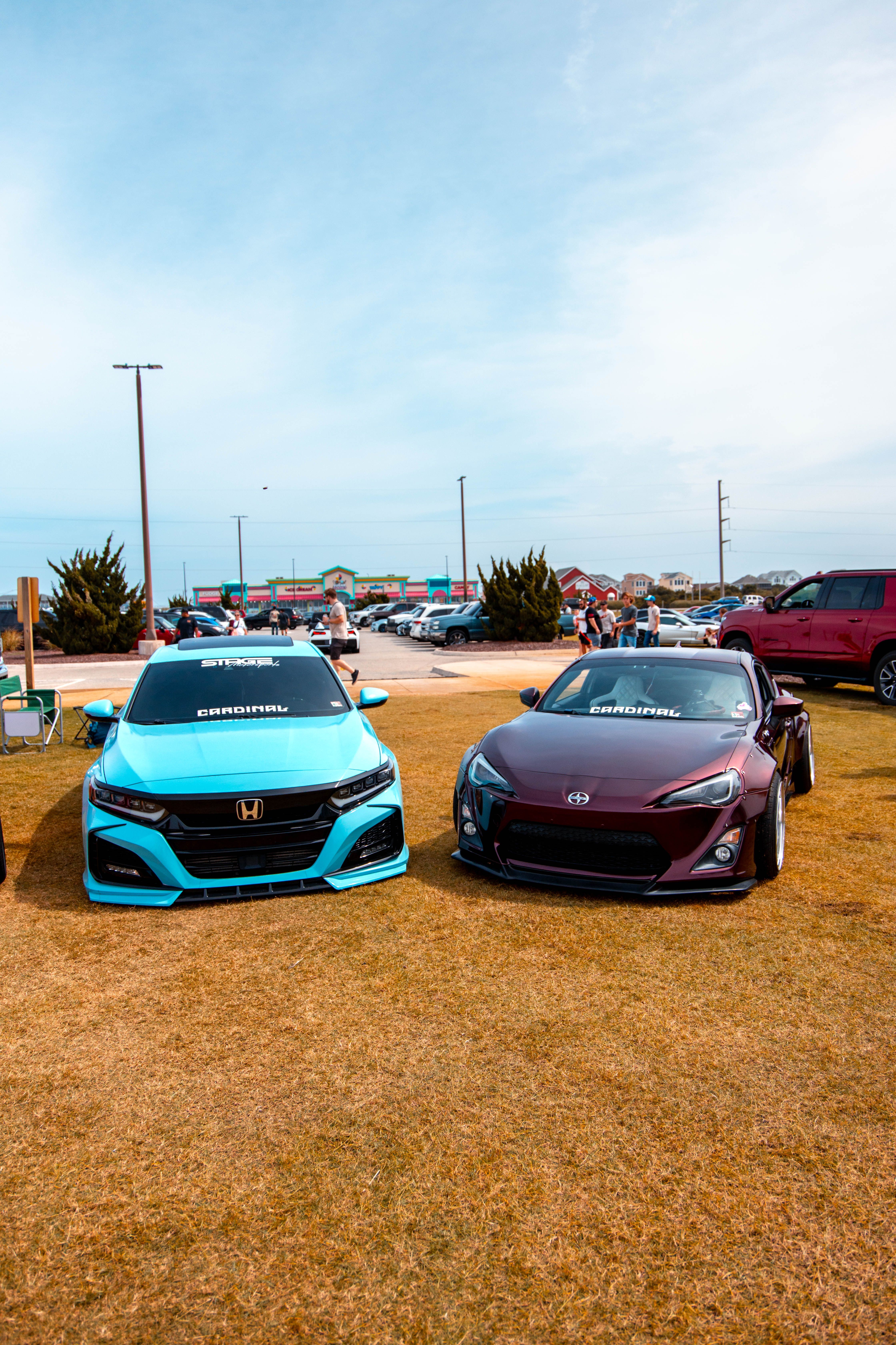 Carros Azuis E Marrons Vibrantes Em Exposição De Carros Ao Ar Livre ...
