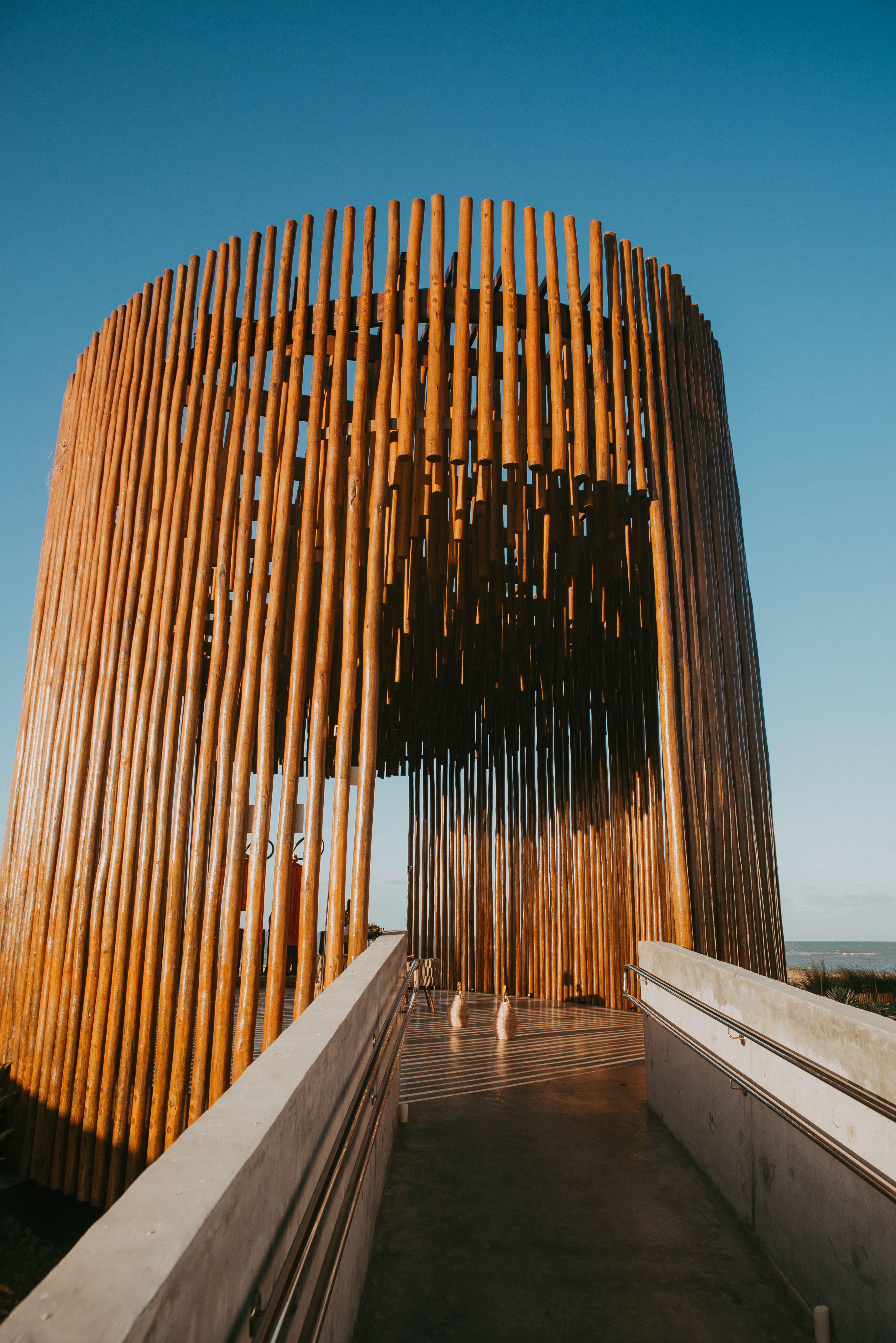 Moderne Houten Structuur Onder Een Helderblauwe Lucht · Gratis stockfoto