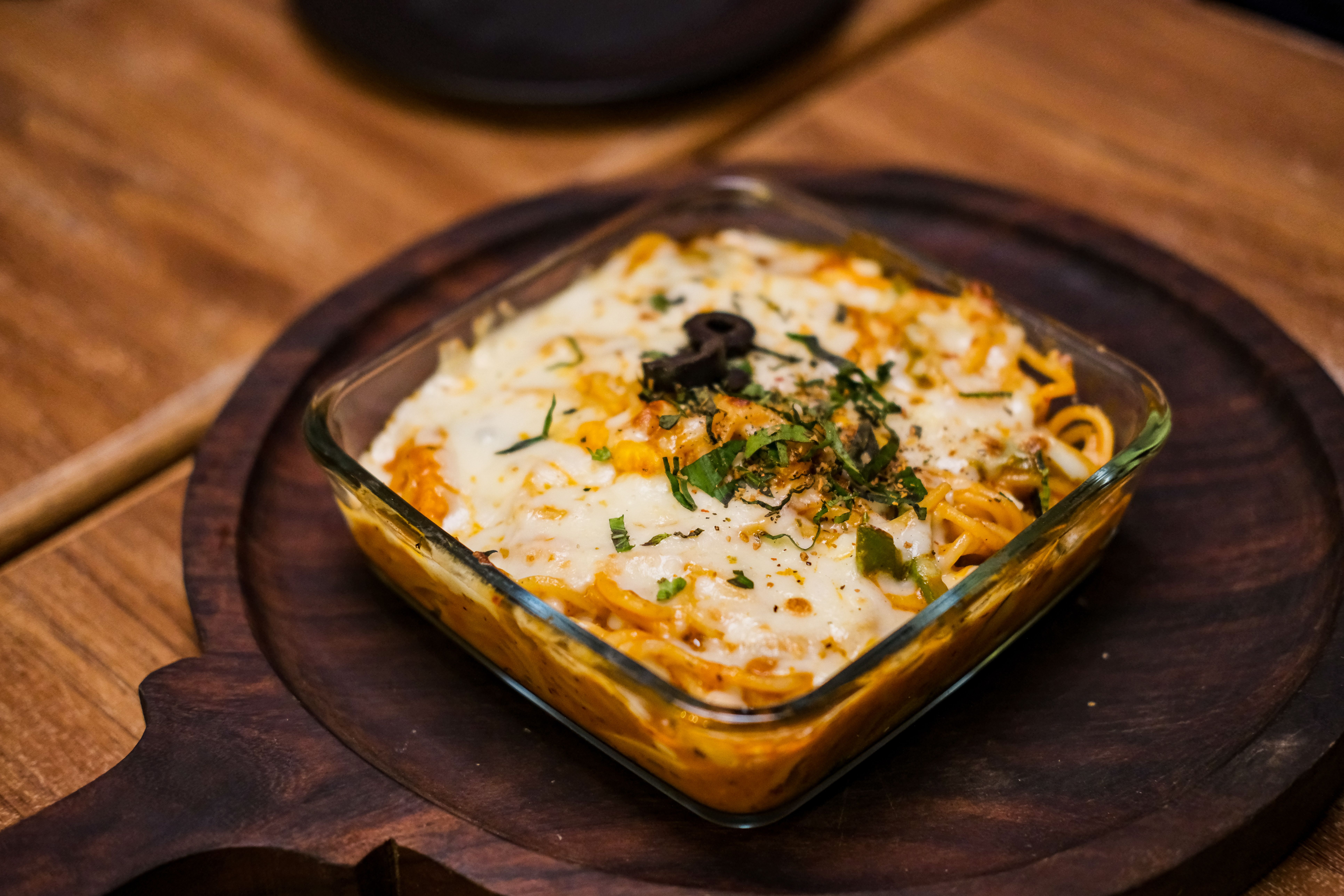 Baked Cheesy Pasta with Herbs in Mumbai · Free Stock Photo