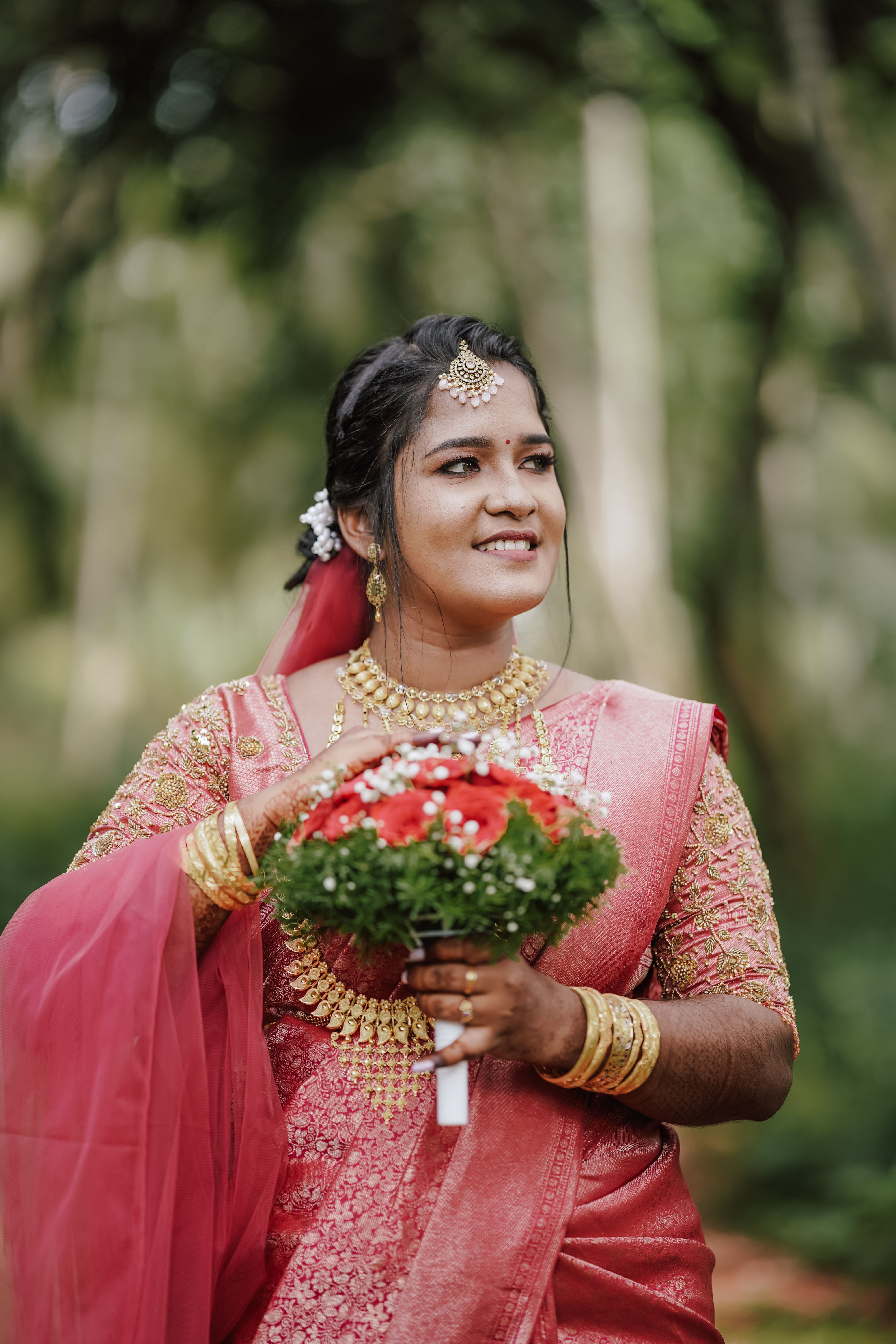 Hermosa Novia Con Sari Rosa Y Ramo De Flores En Chennai · Foto de stock ...