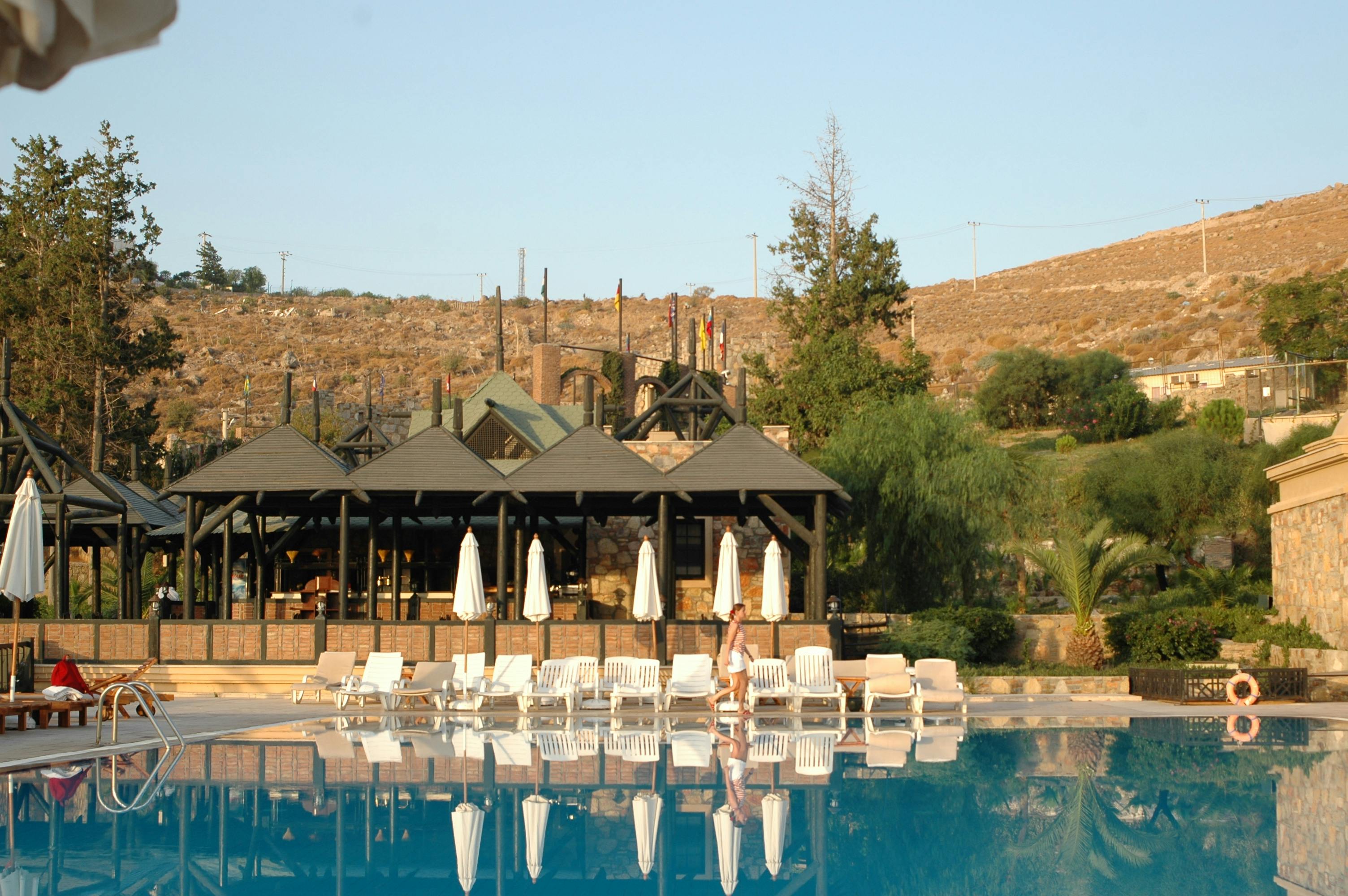 Scenic Resort Poolside with Mountain View · Free Stock Photo