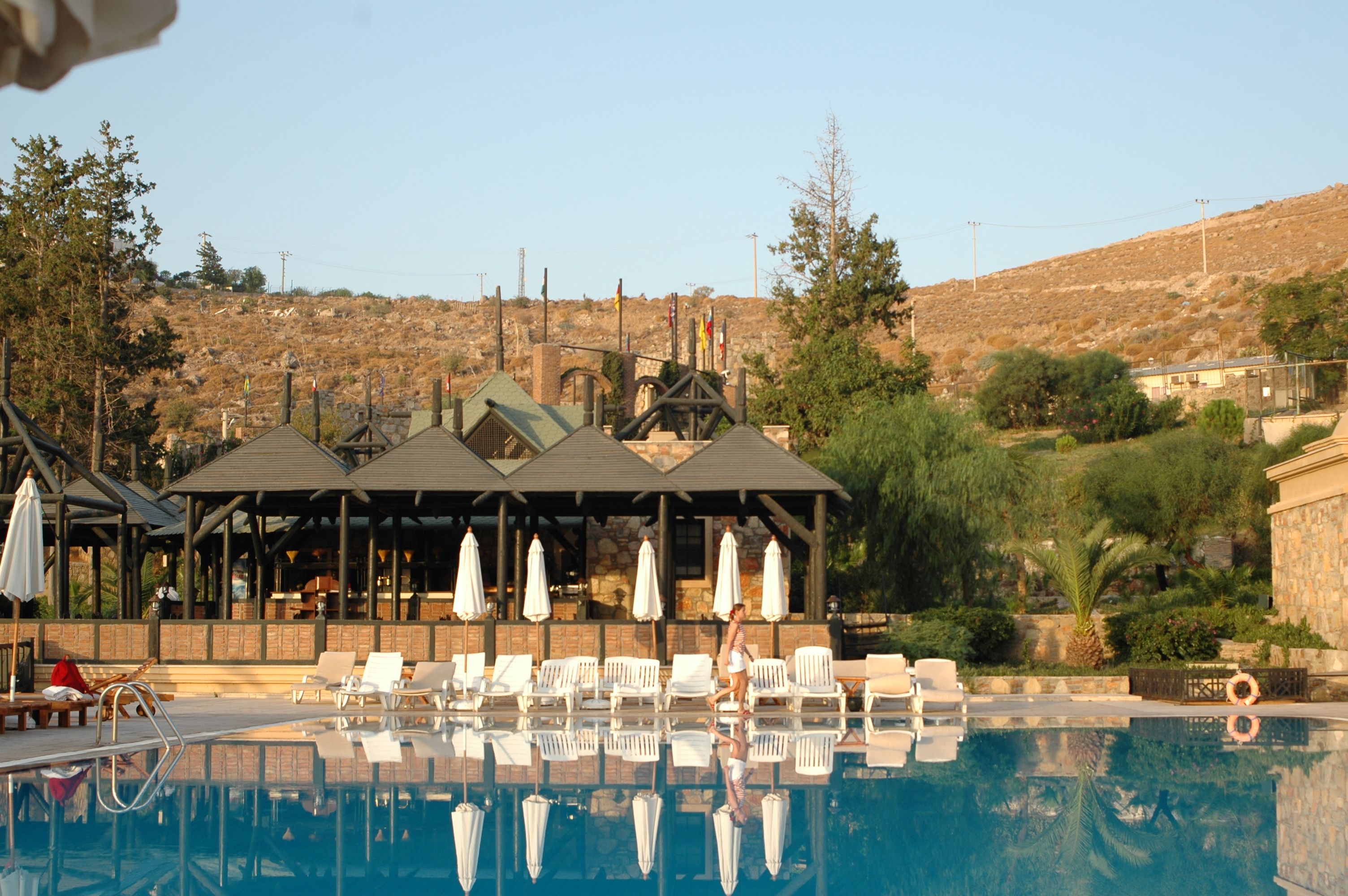 Scenic Resort Poolside with Mountain View · Free Stock Photo