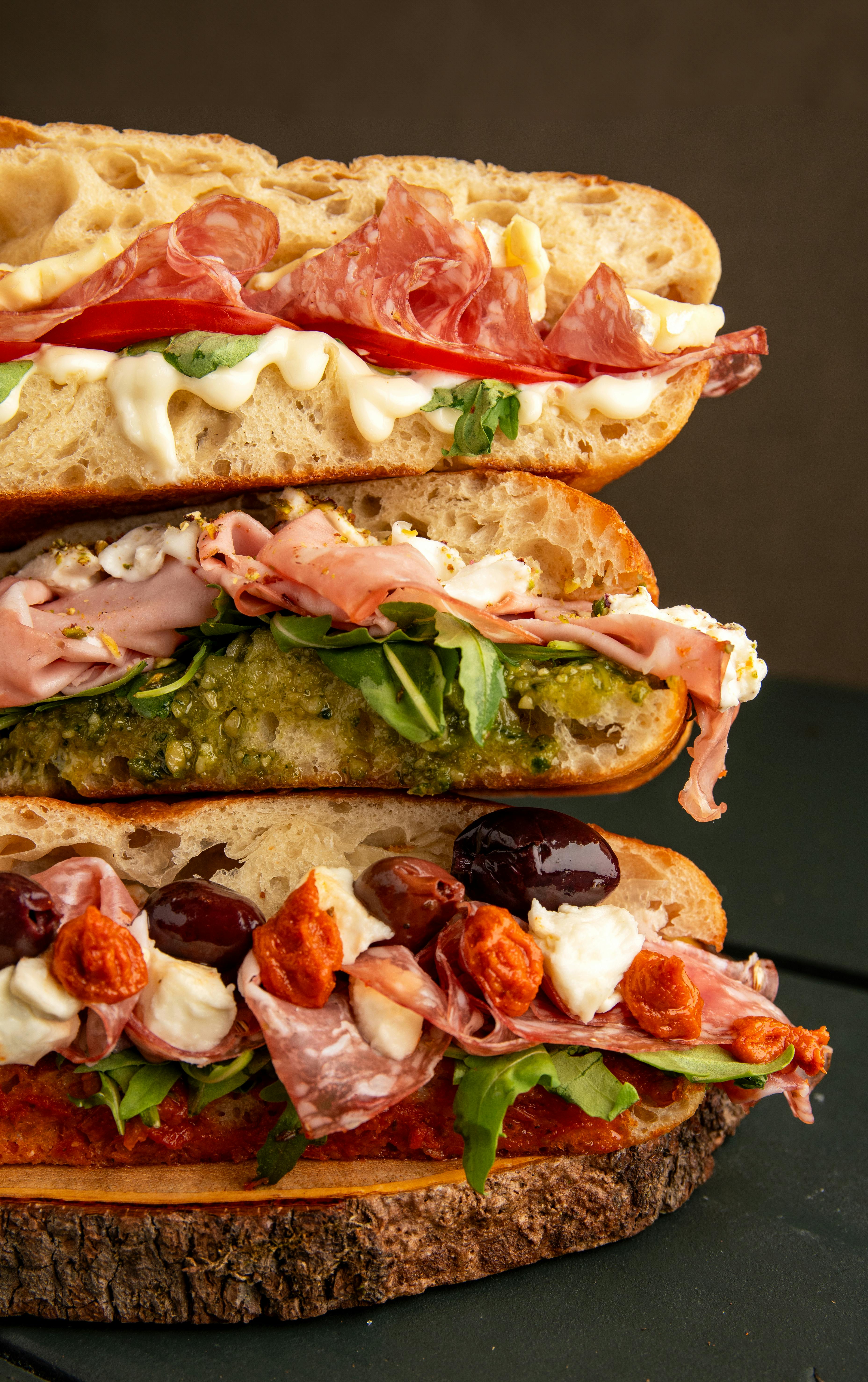 Deliciosos Sándwiches Italianos En Una Tabla Rústica · Foto de stock ...