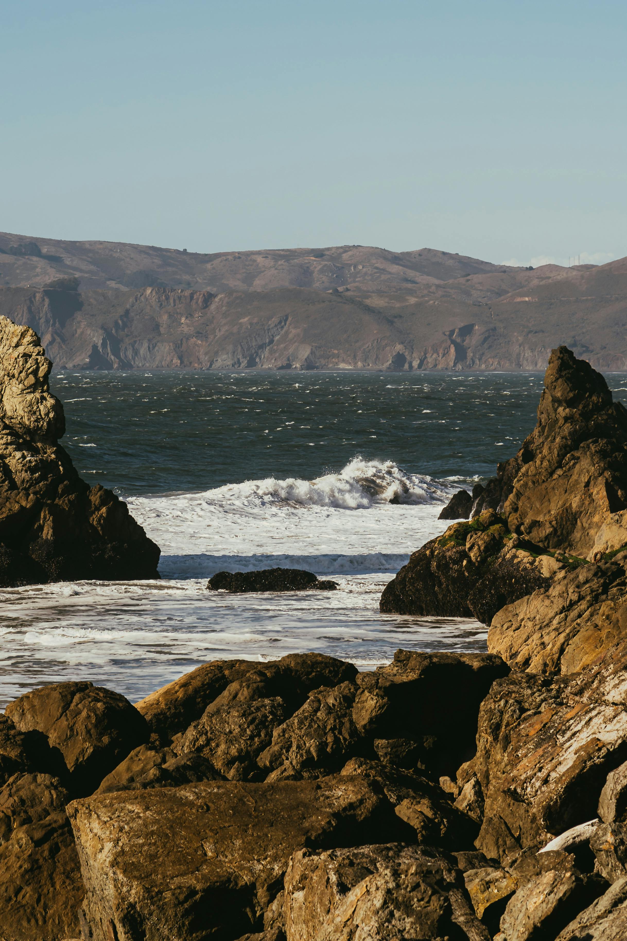 Vue Panoramique Sur La Mer Entourée De Collines Rocheuses Et De ...