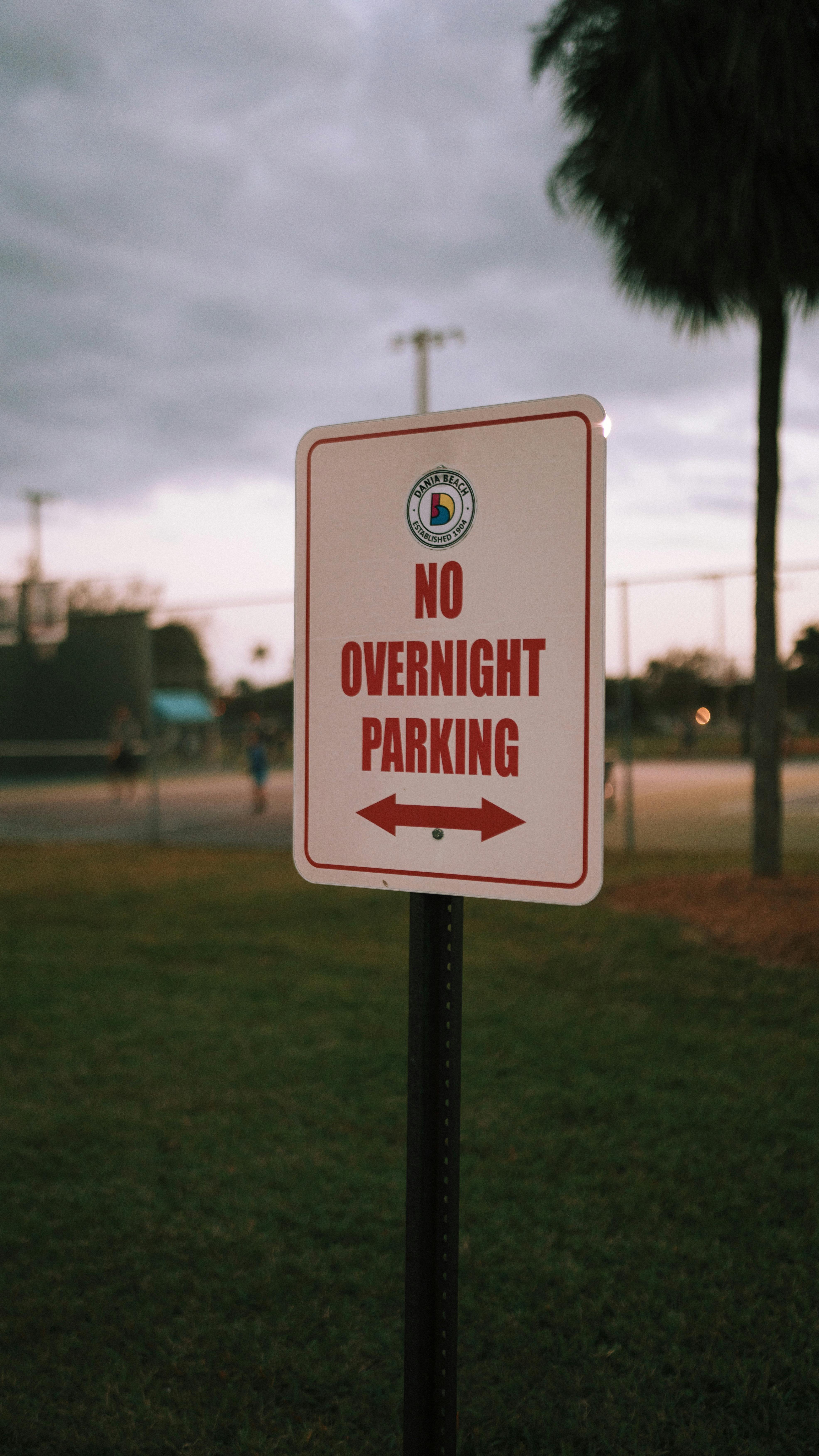 No Overnight Parking Sign in Urban Park Setting · Free Stock Photo