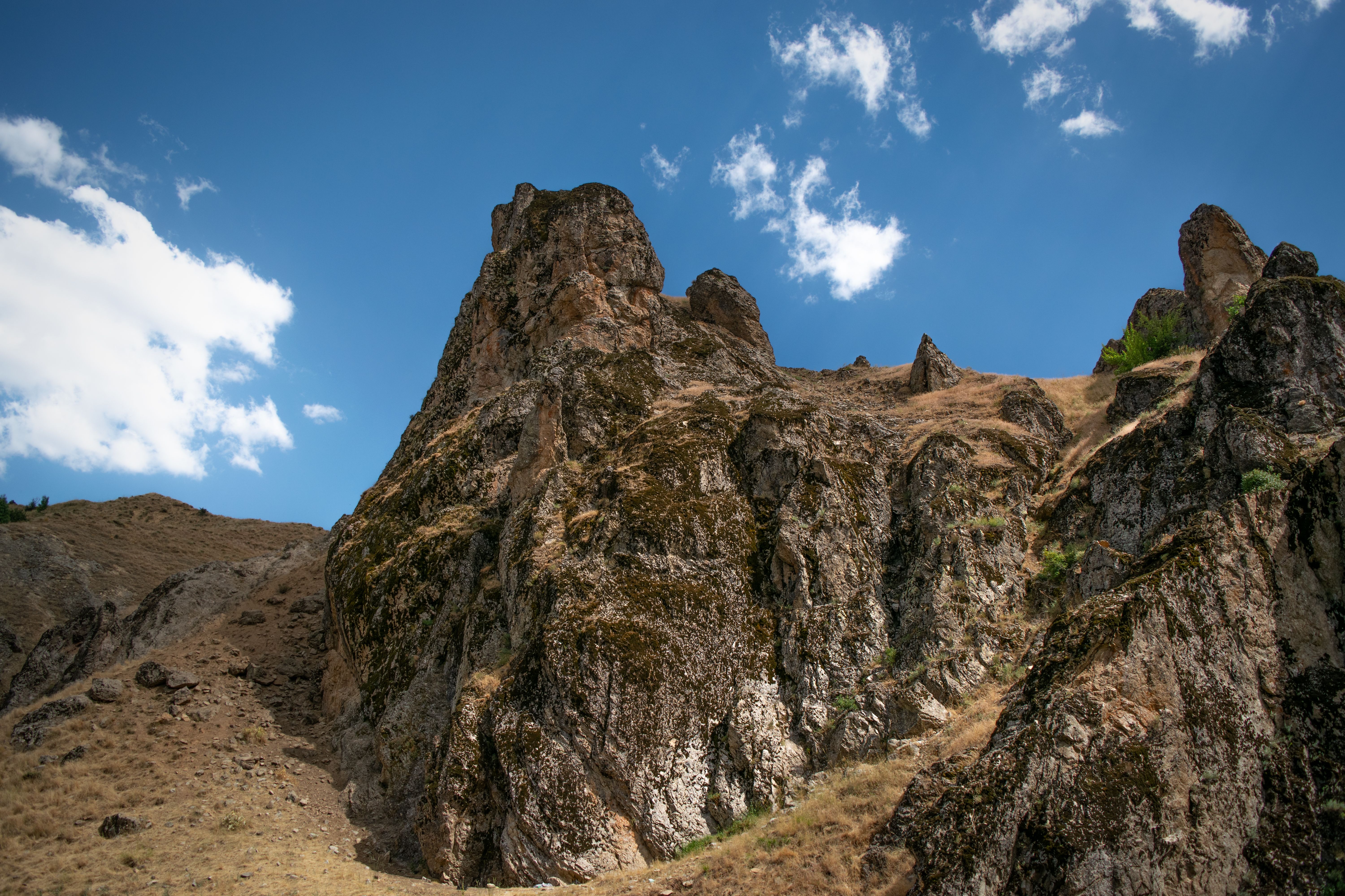 Majestic Rocky Cliff in Muş, Turkey under Clear Sky · Free Stock Photo