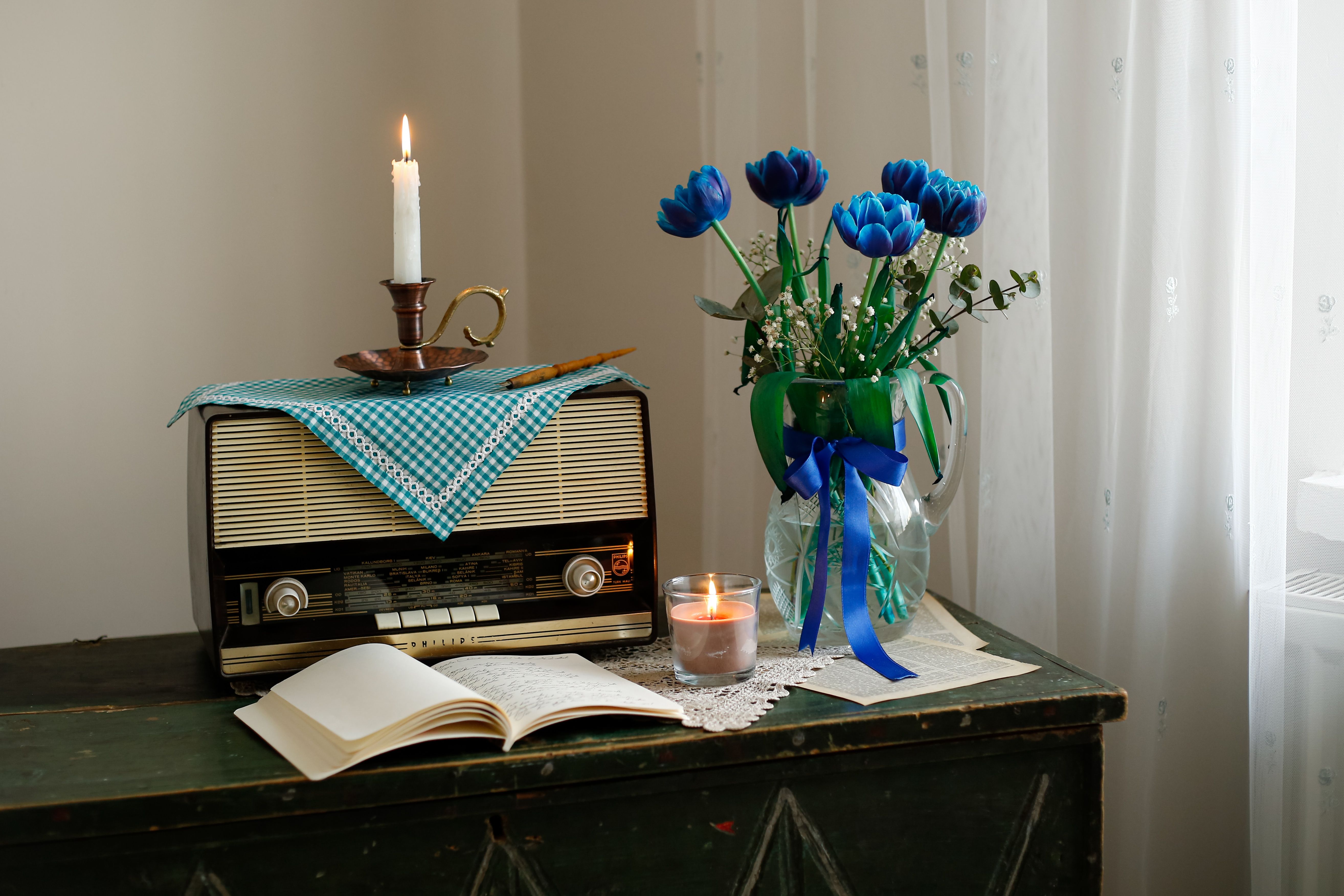 Vintage Radio and Tea Set in Outdoor Picnic Scene · Free Stock Photo