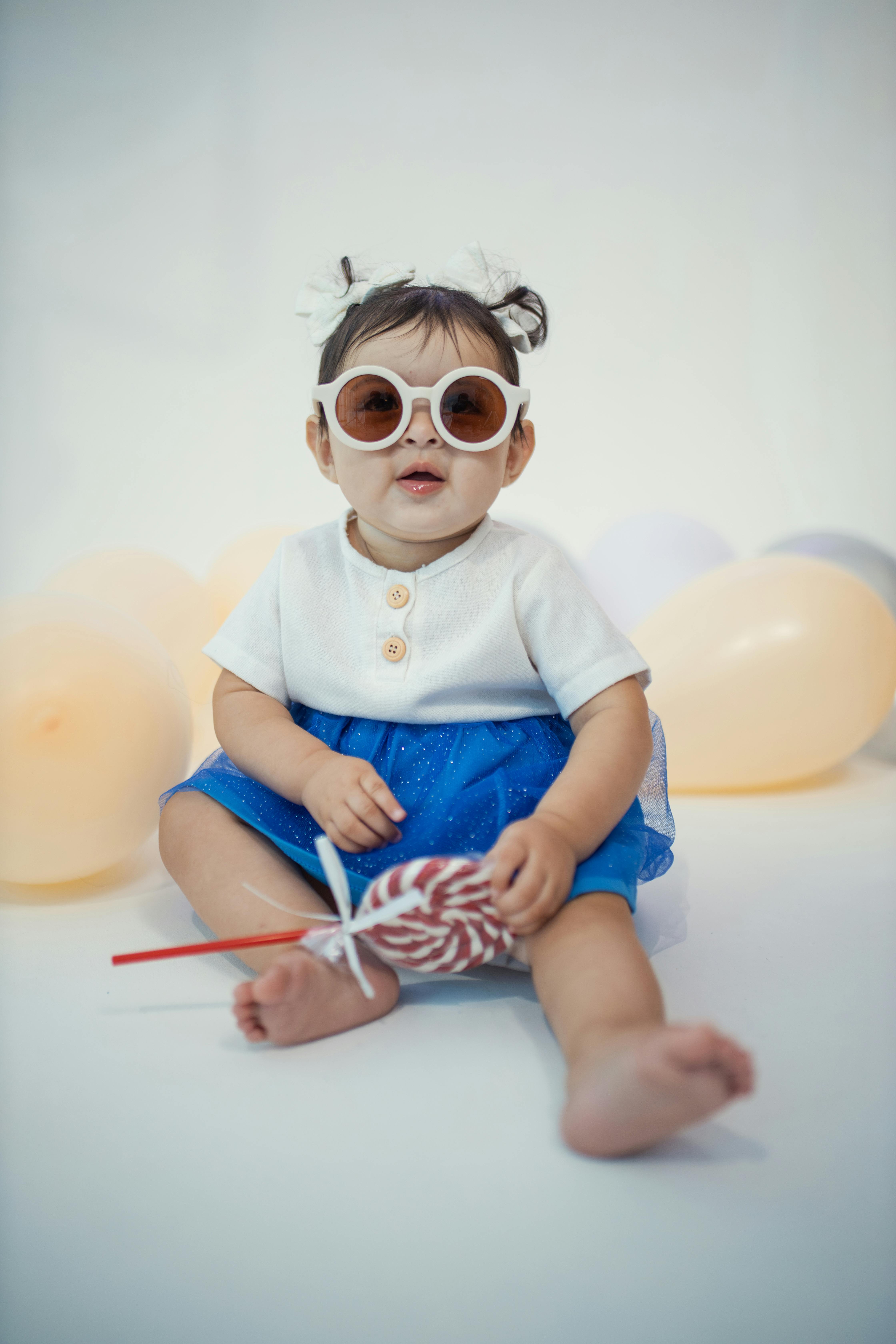 Adorable Bebé Con Gafas De Sol Celebra En Brasil · Foto de stock gratuita