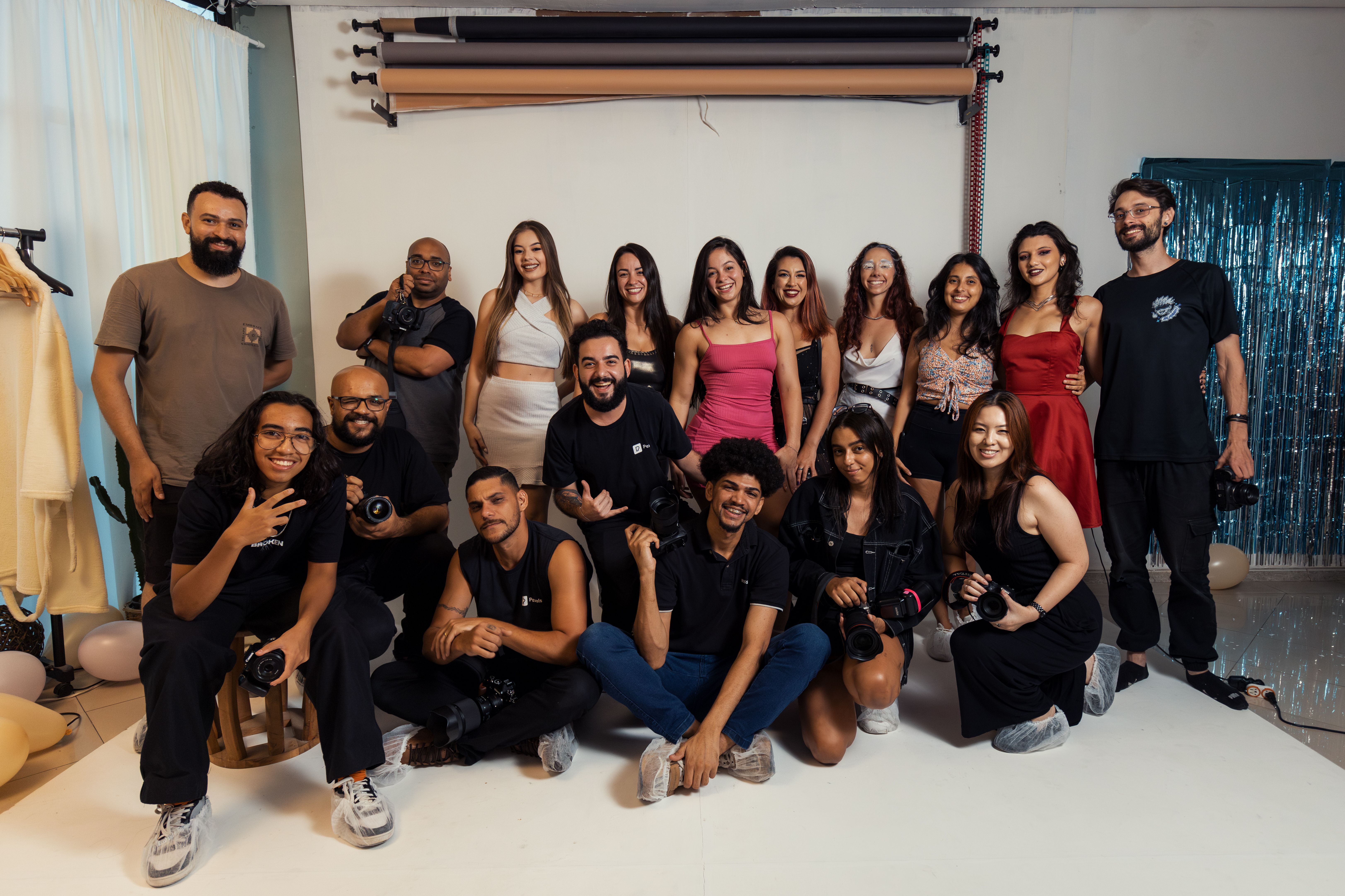 Retrato Grupal De Un Equipo De Fotografía Diverso En Un Estudio · Foto ...