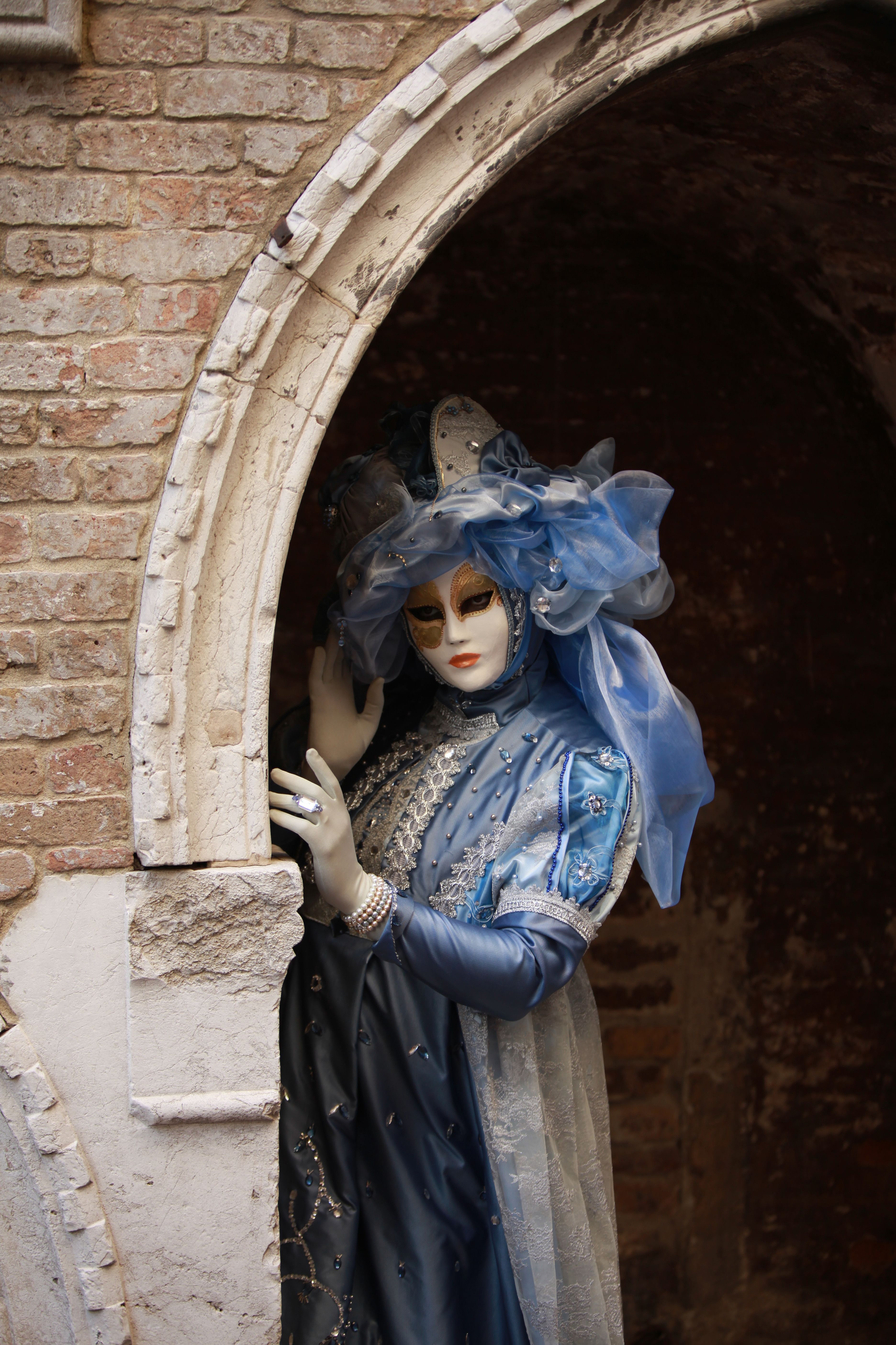 Venetian Masked Performer in Elegant Blue Costume · Free Stock Photo